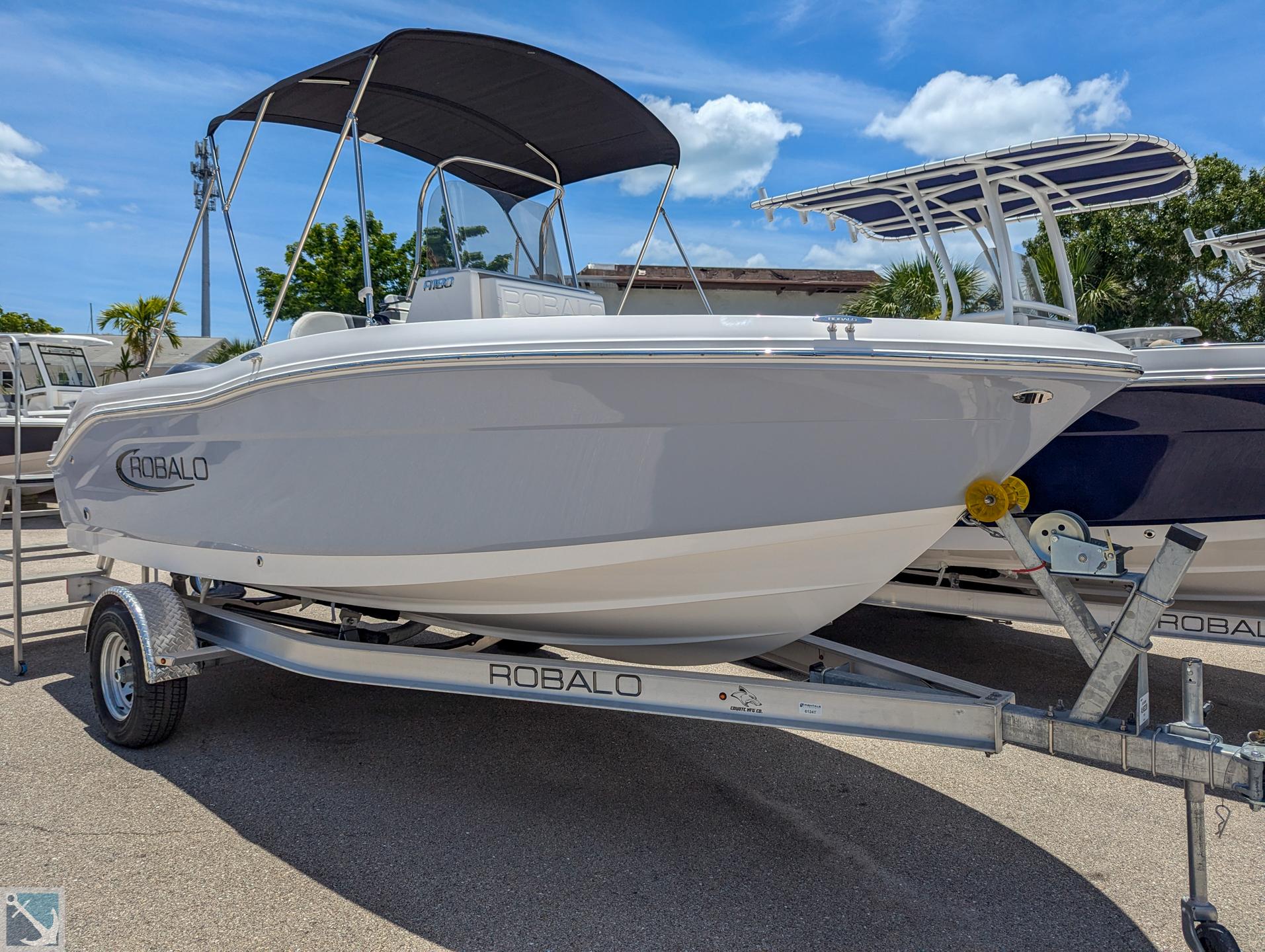Robalo Center Consoles Fort Myers & Naples | Fish Tale Boats