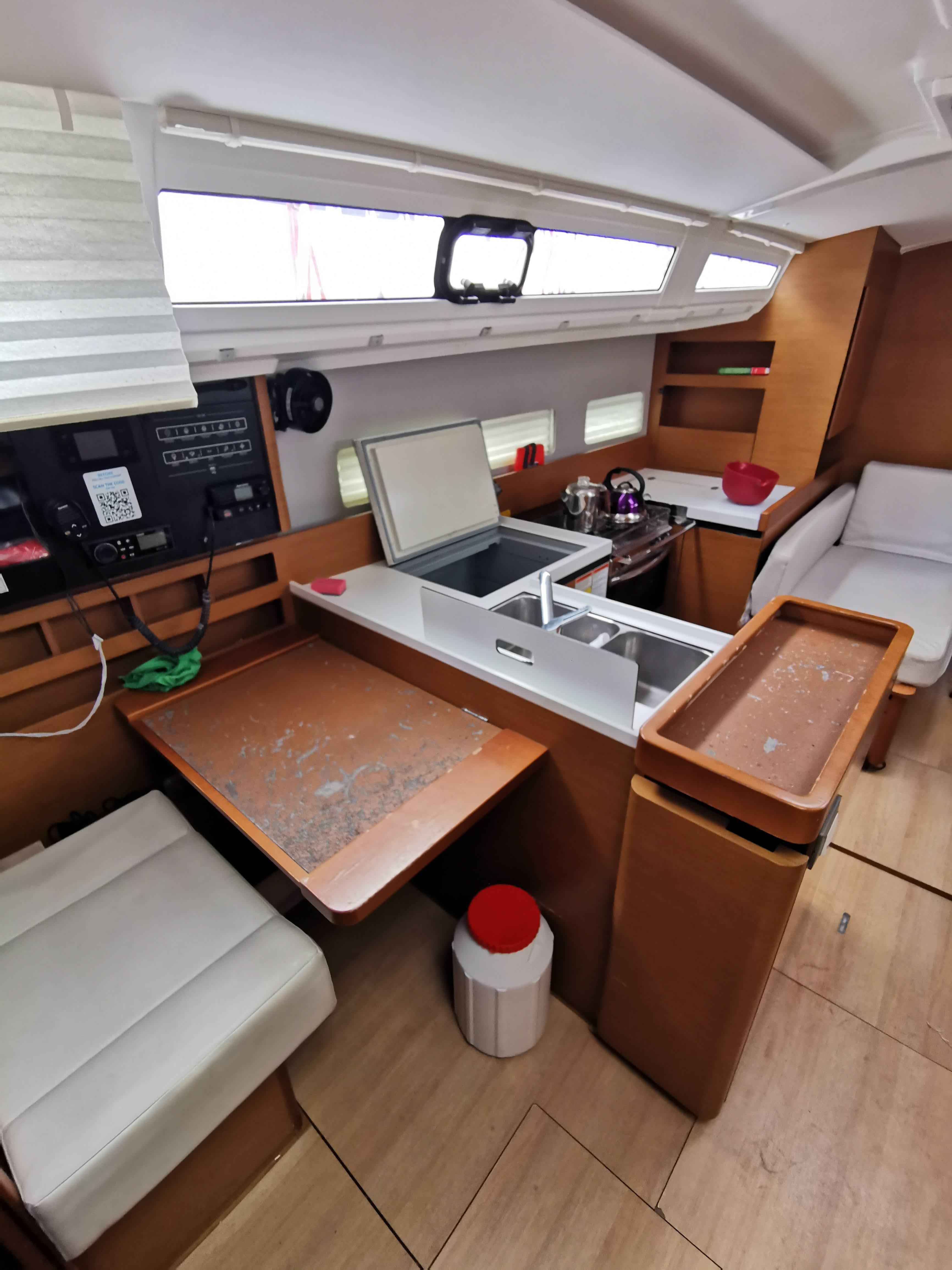 Jeanneau Sun Odyssey 410 Sailing Monohull for sale | The Moorings Yacht ...