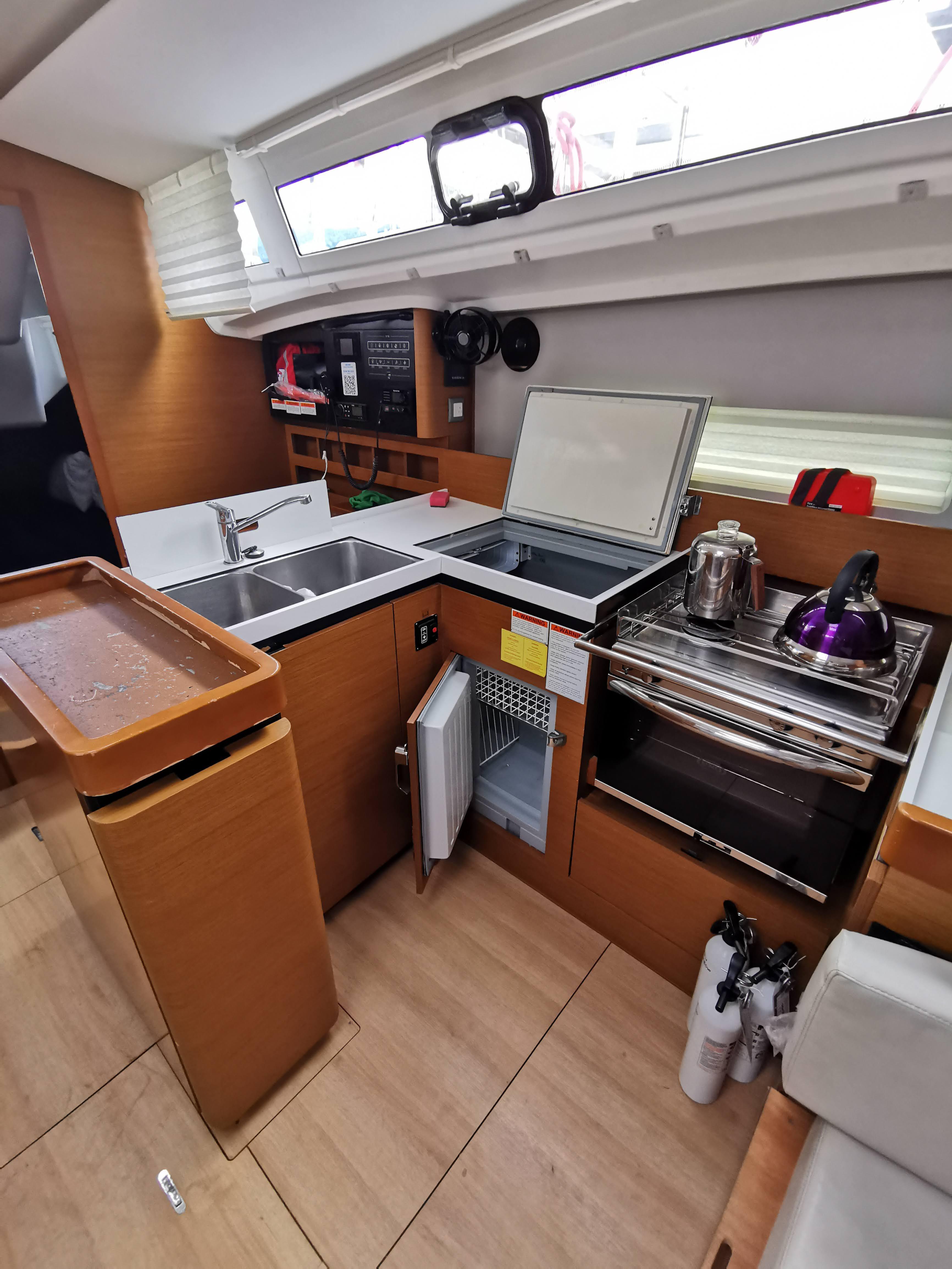 Jeanneau Sun Odyssey 410 Sailing Monohull for sale | The Moorings Yacht ...