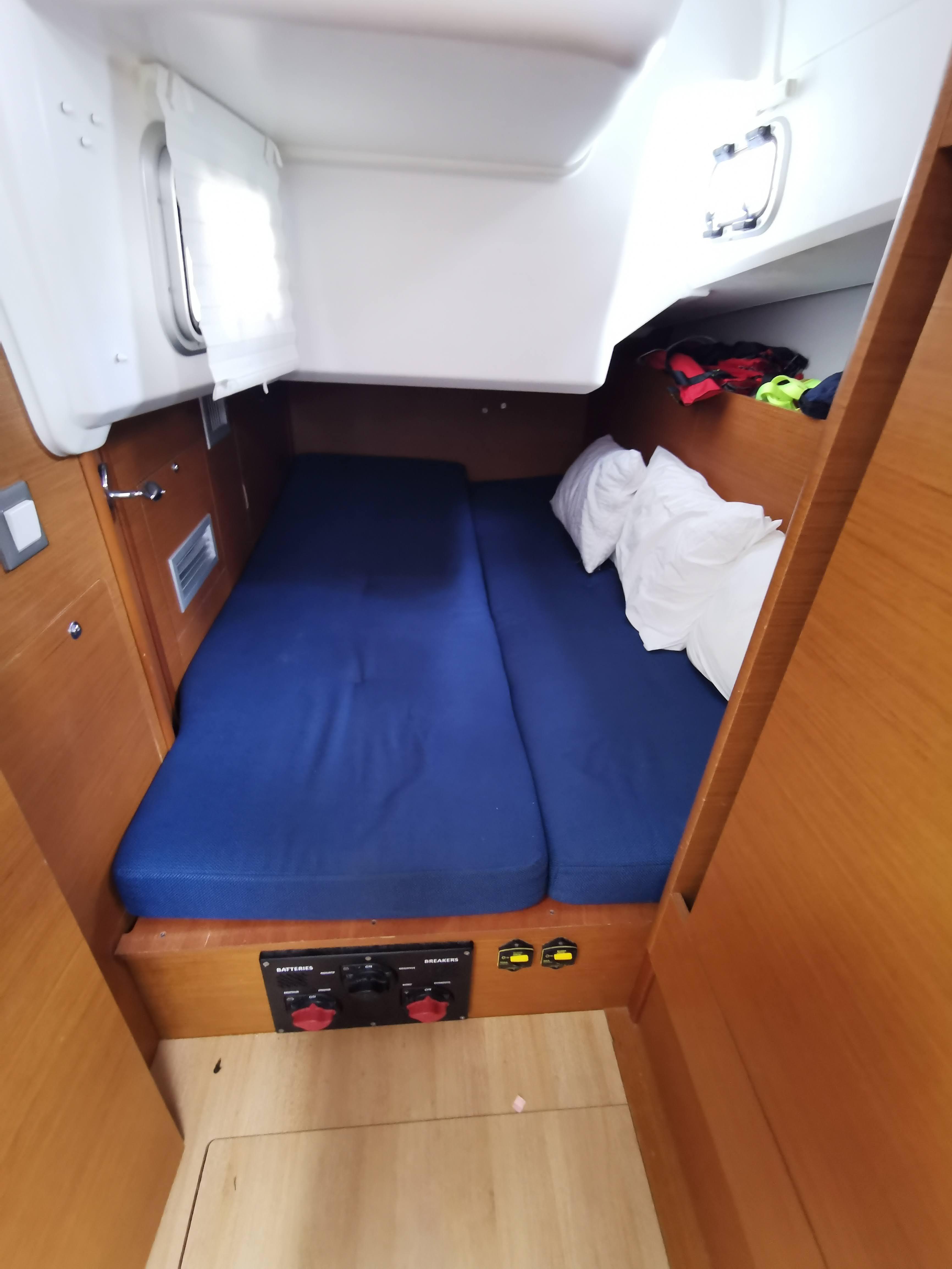 Jeanneau Sun Odyssey 410 Sailing Monohull for sale | The Moorings Yacht ...