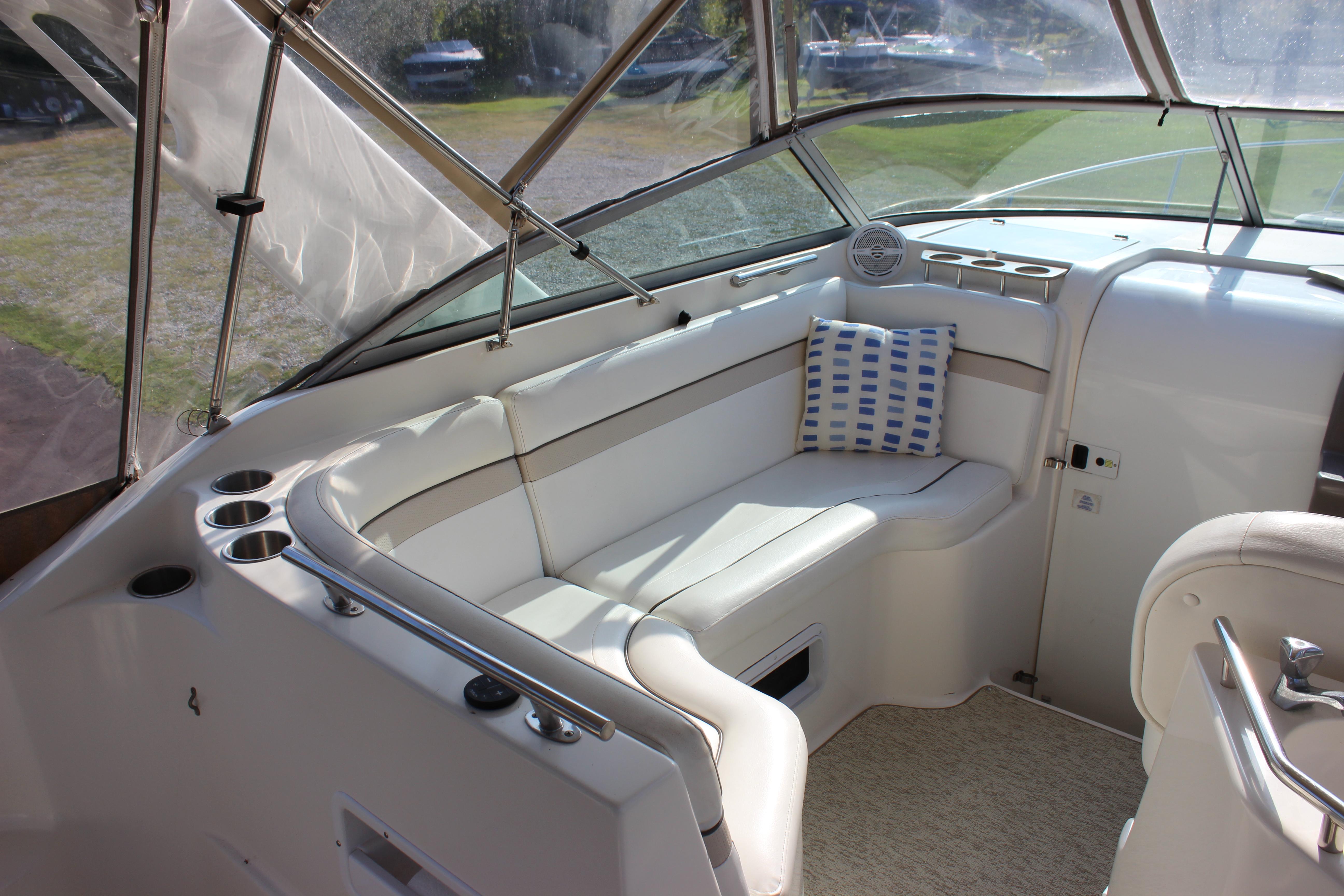 2006 Rinker 270 Express Cruiser | Dominion Yachts