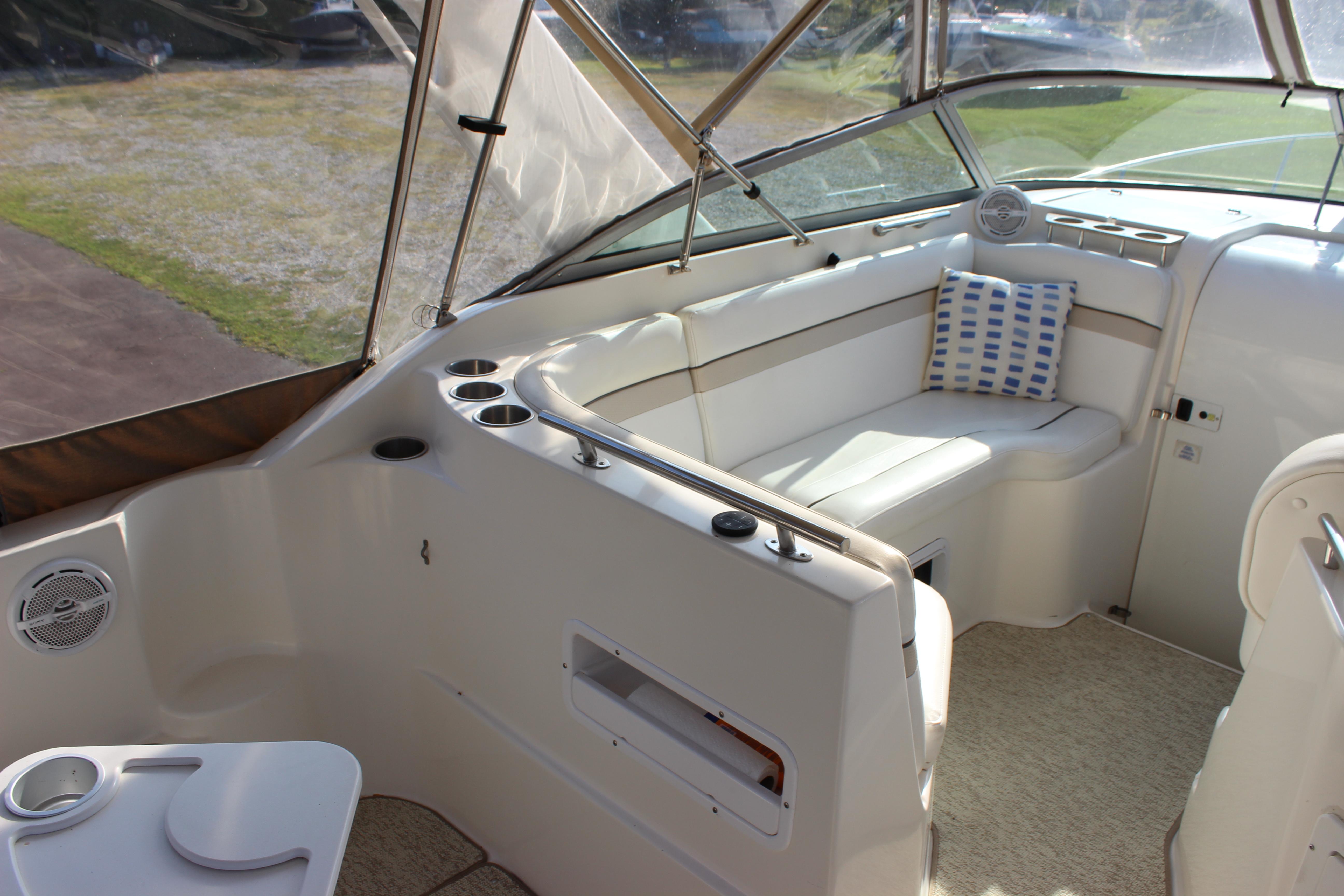 2006 Rinker 270 Express Cruiser | Dominion Yachts