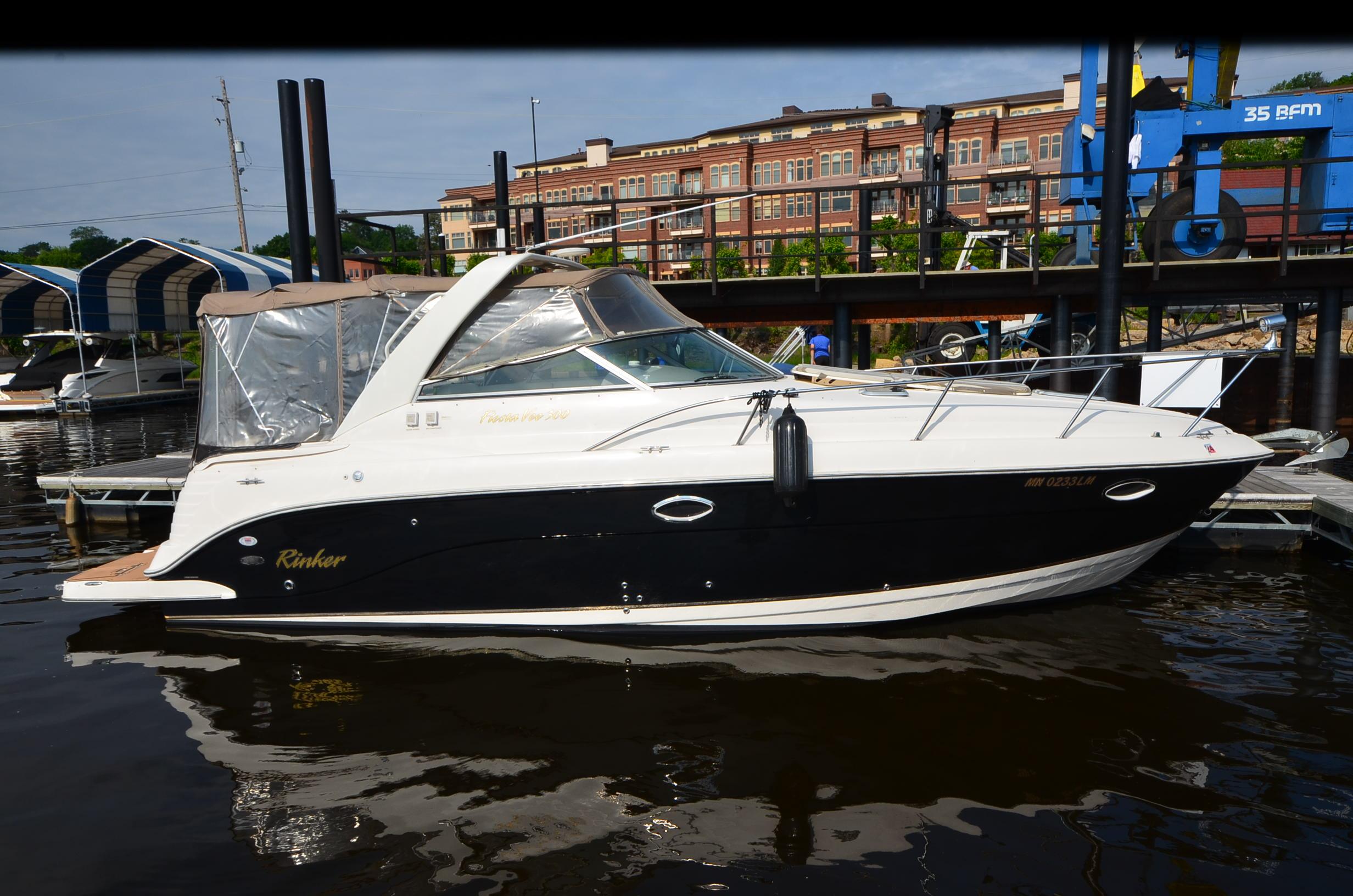 2005 Rinker Fiesta Vee 300 Stillwater, Minnesota - Midwest Yacht Sales