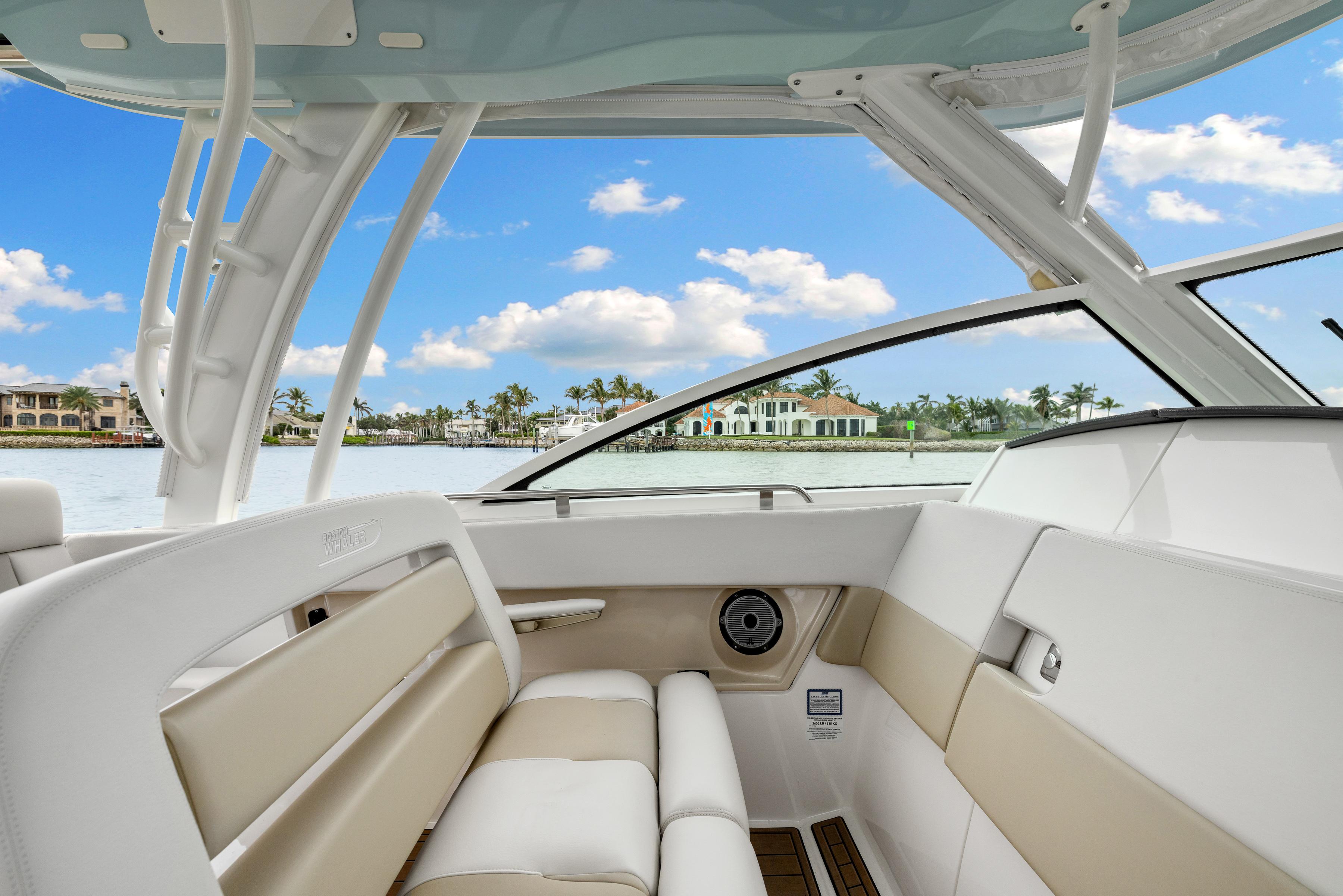 - Boston Whaler 320 Vantage 2021 - Flagler Yachts