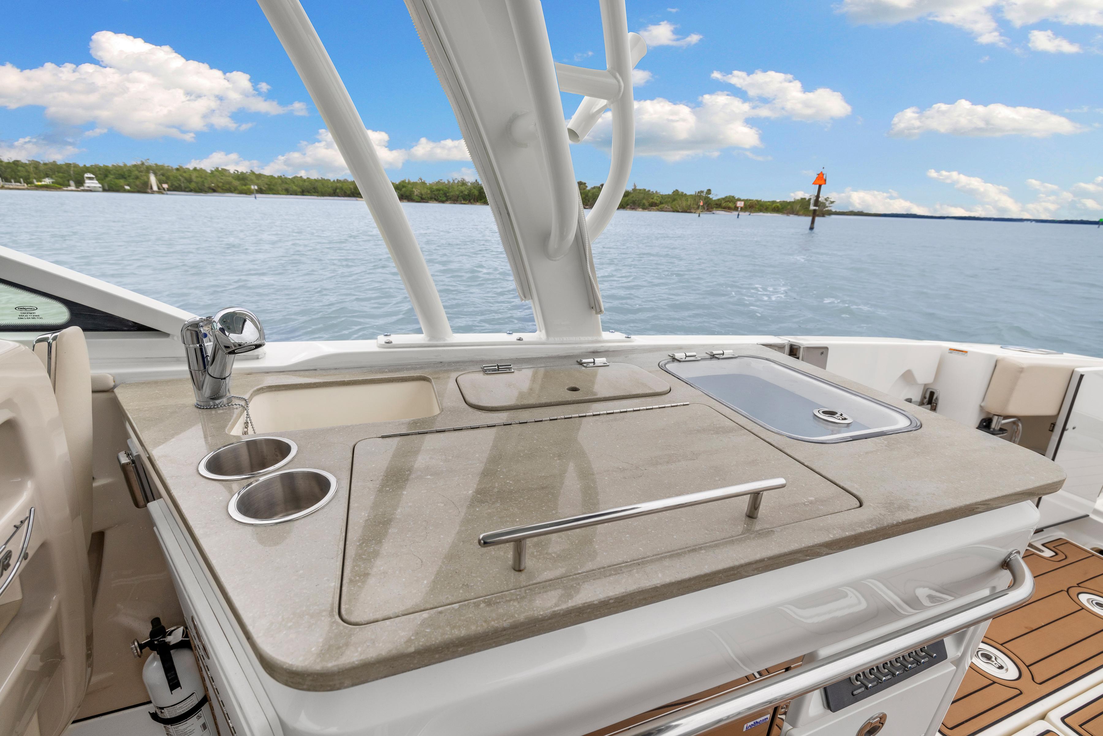 - Boston Whaler 320 Vantage 2021 - Flagler Yachts