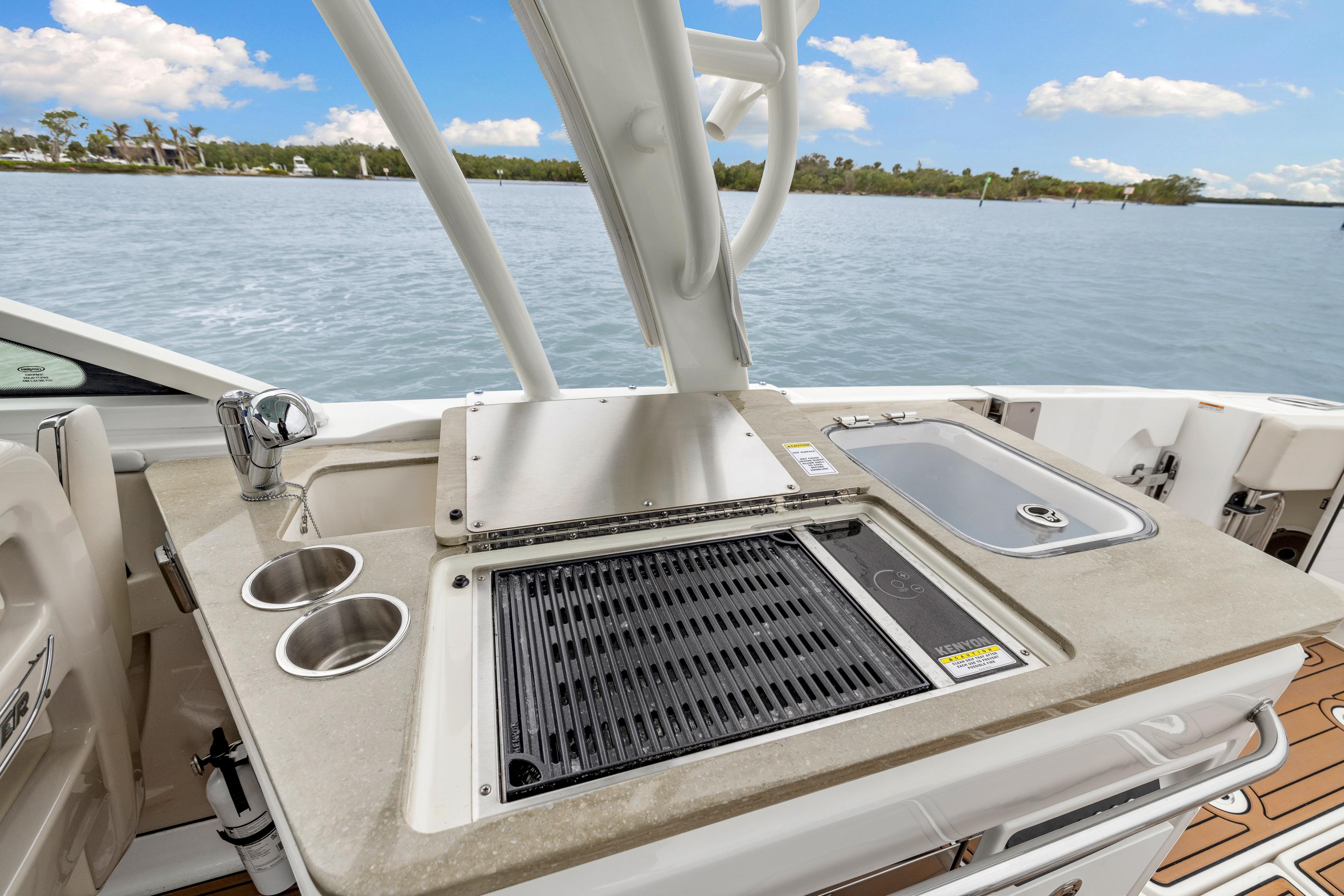 - Boston Whaler 320 Vantage 2021 - Flagler Yachts