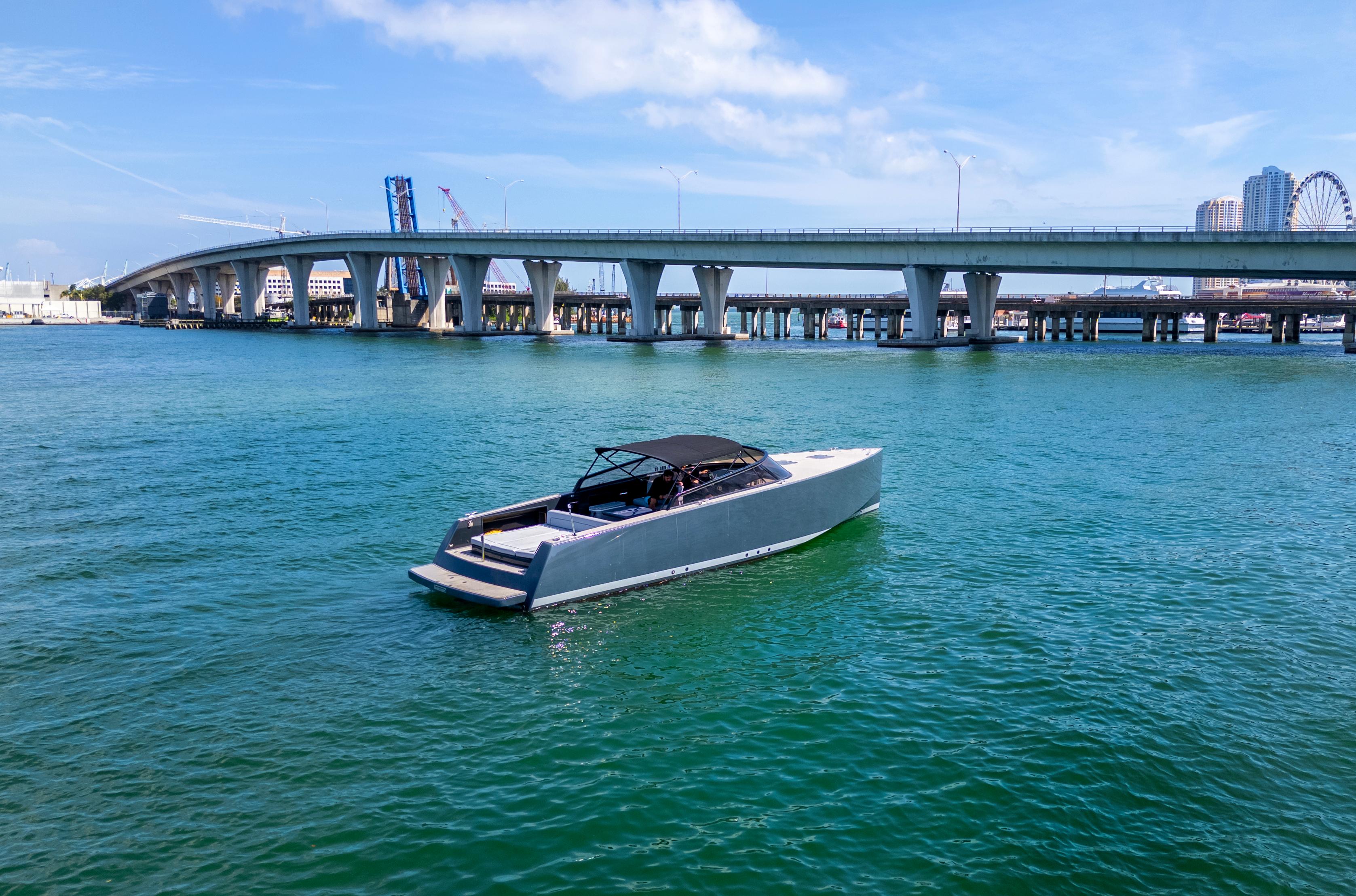 VanDutch 40 2014 | HMY Yachts