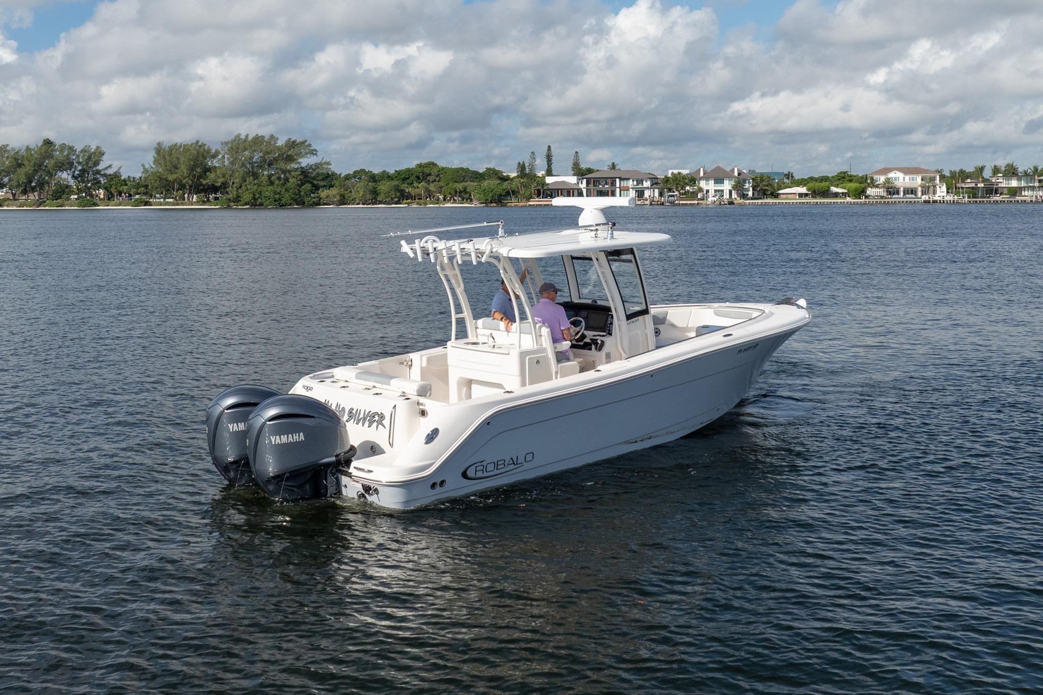 2022 Robalo R302 Center Console Hi Ho Silver - South Jersey Yacht Sales