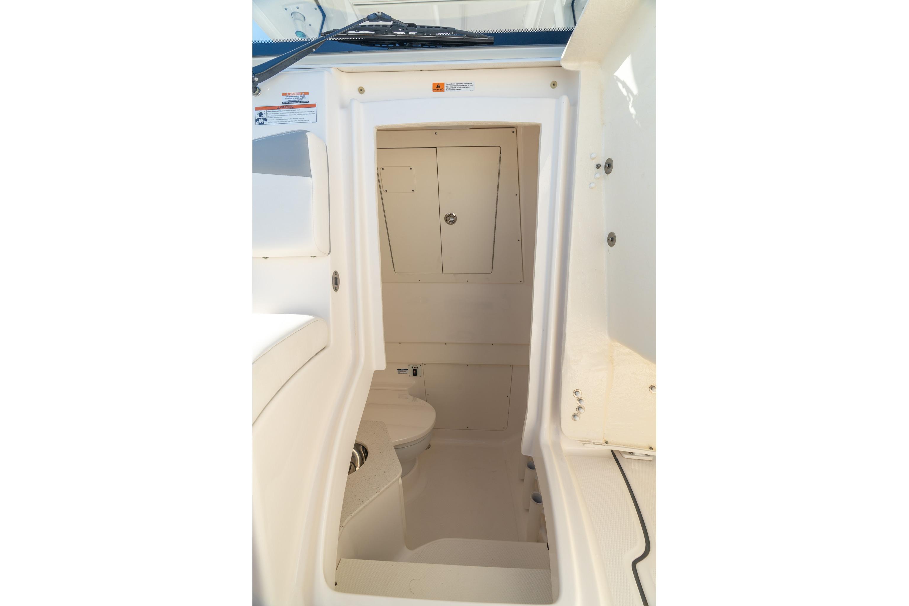 2022 Robalo R302 Center Console Hi Ho Silver - South Jersey Yacht Sales