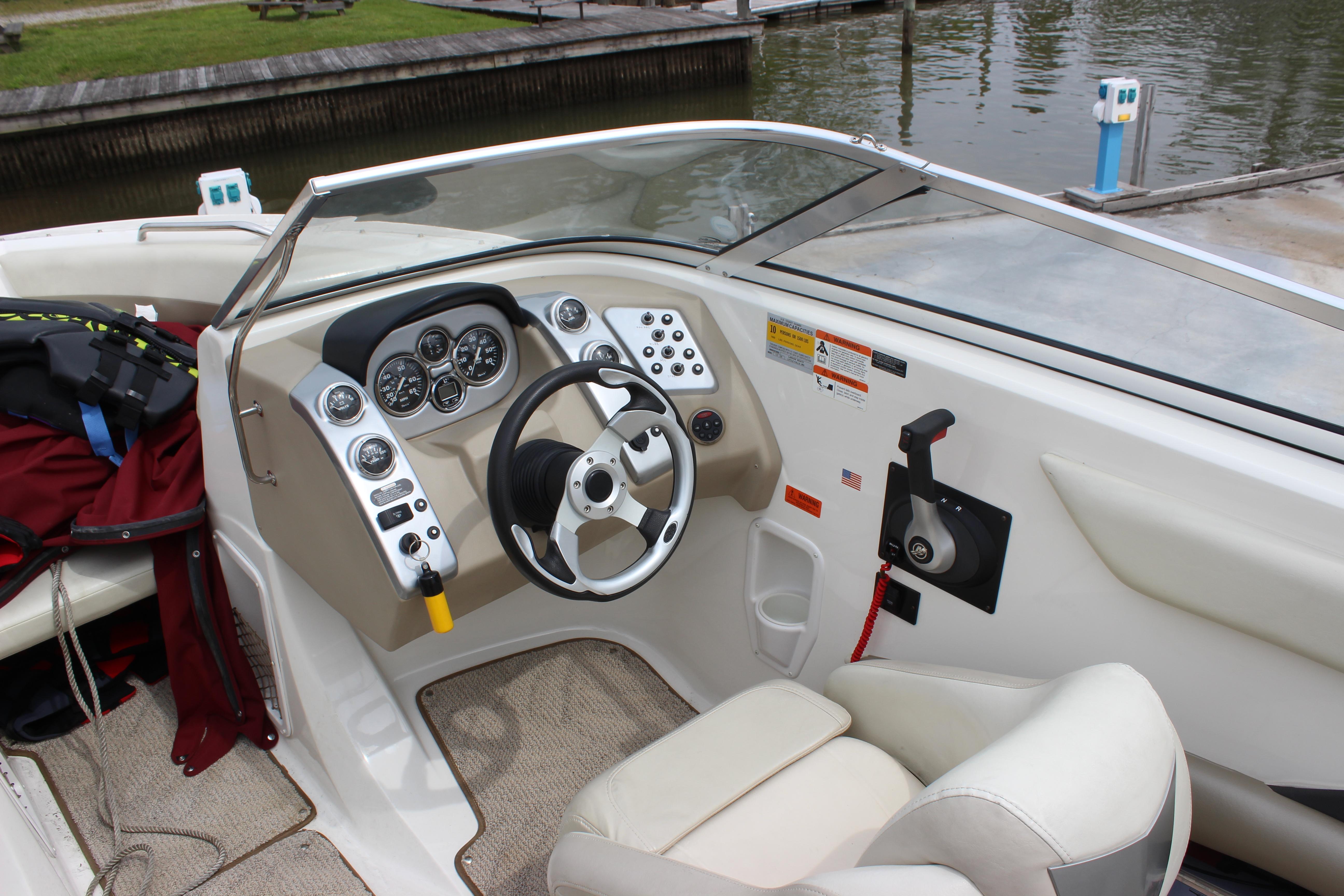 2006 Larson 228 LXI | Dominion Yachts