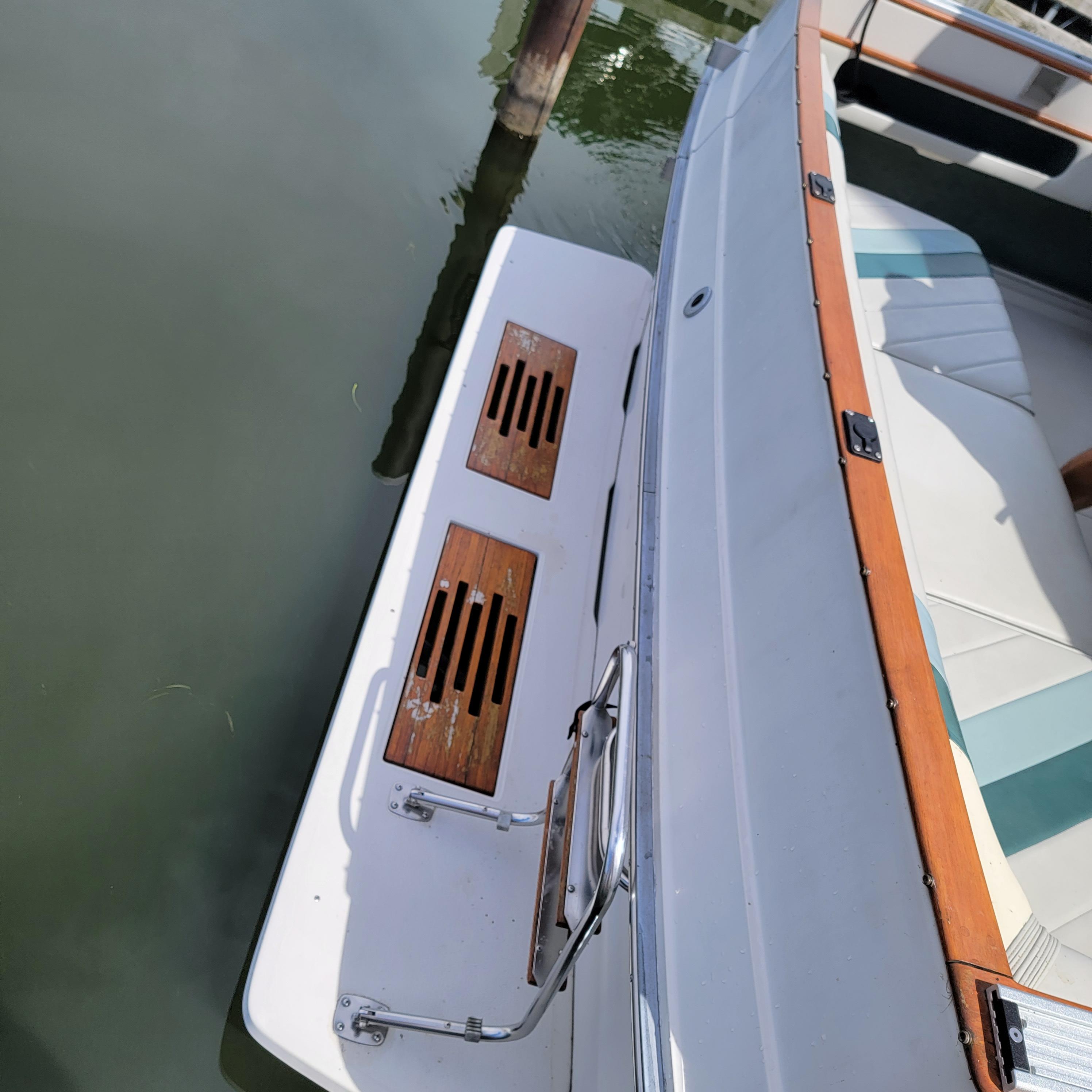 1988 Sea Ray 340 Express Cruiser | Yachts360