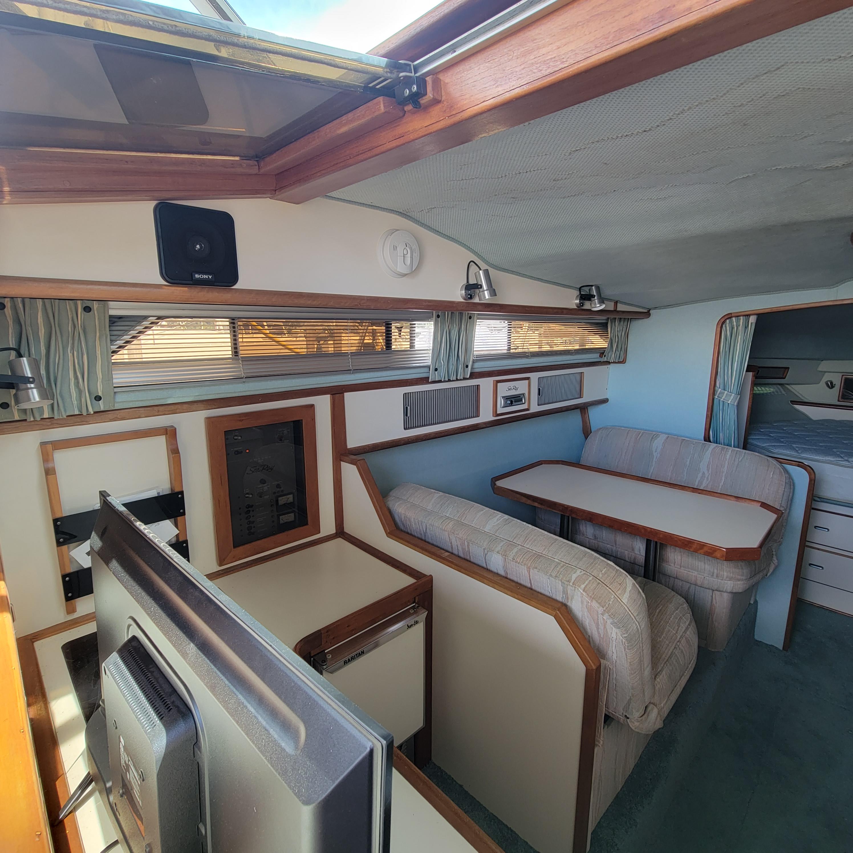 1988 Sea Ray 340 Express Cruiser | Yachts360