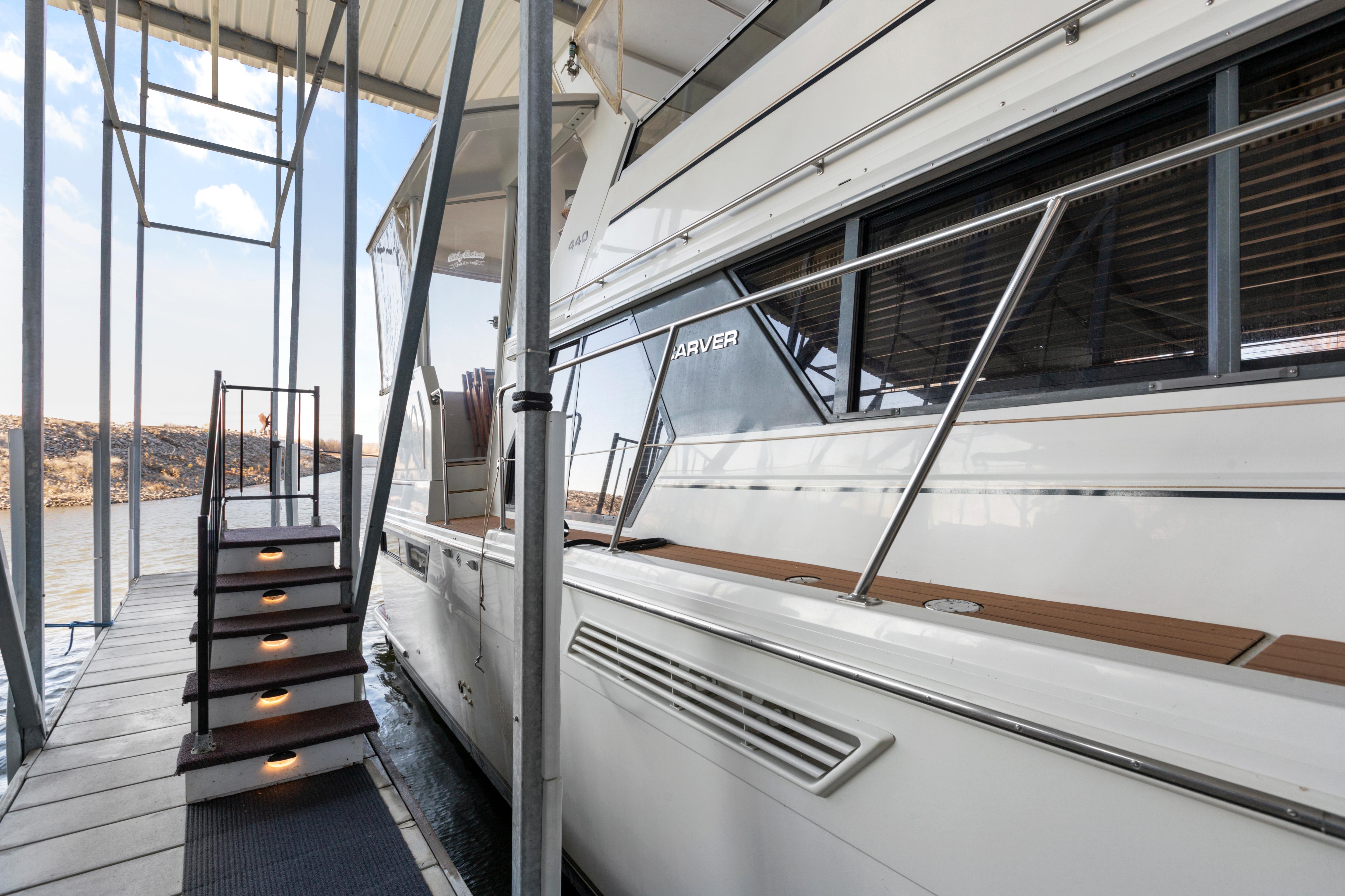 1996 47 Carver 440 Aft Cabin Motor Yacht Boats for Sale