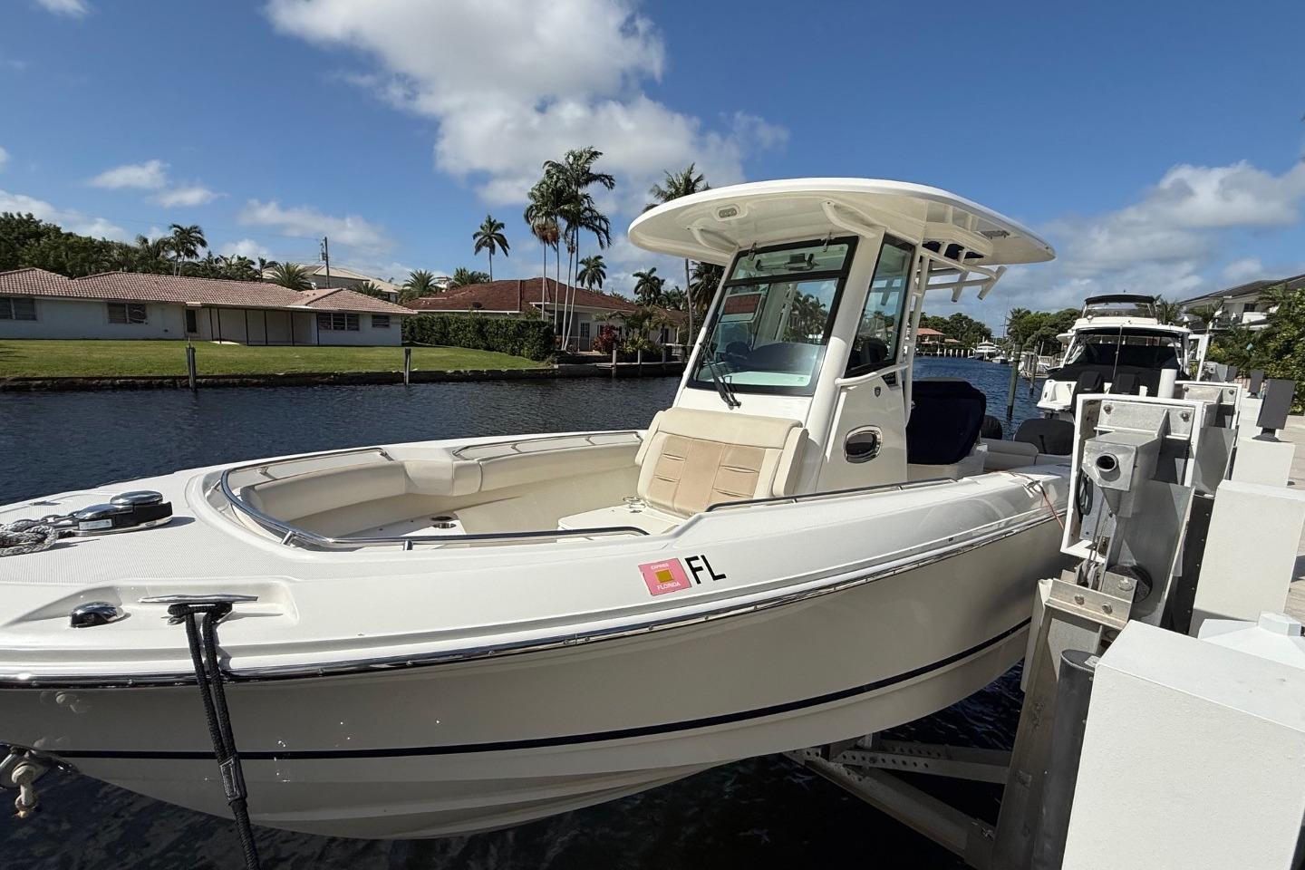 2018 Boston Whaler 250 Outrage HALF MOON - South Jersey Yacht Sales