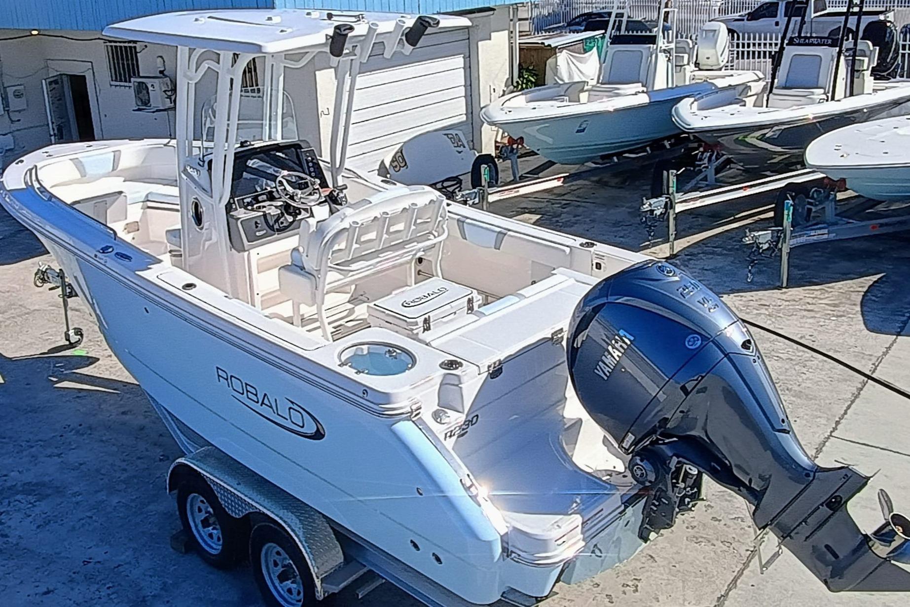 2025 Robalo R230 Center Console 230-129 - South Jersey Yacht Sales