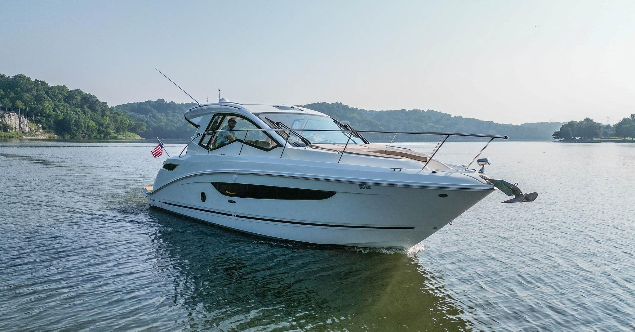 2017 Sea Ray Sundancer 350 Coupe | Yachts360