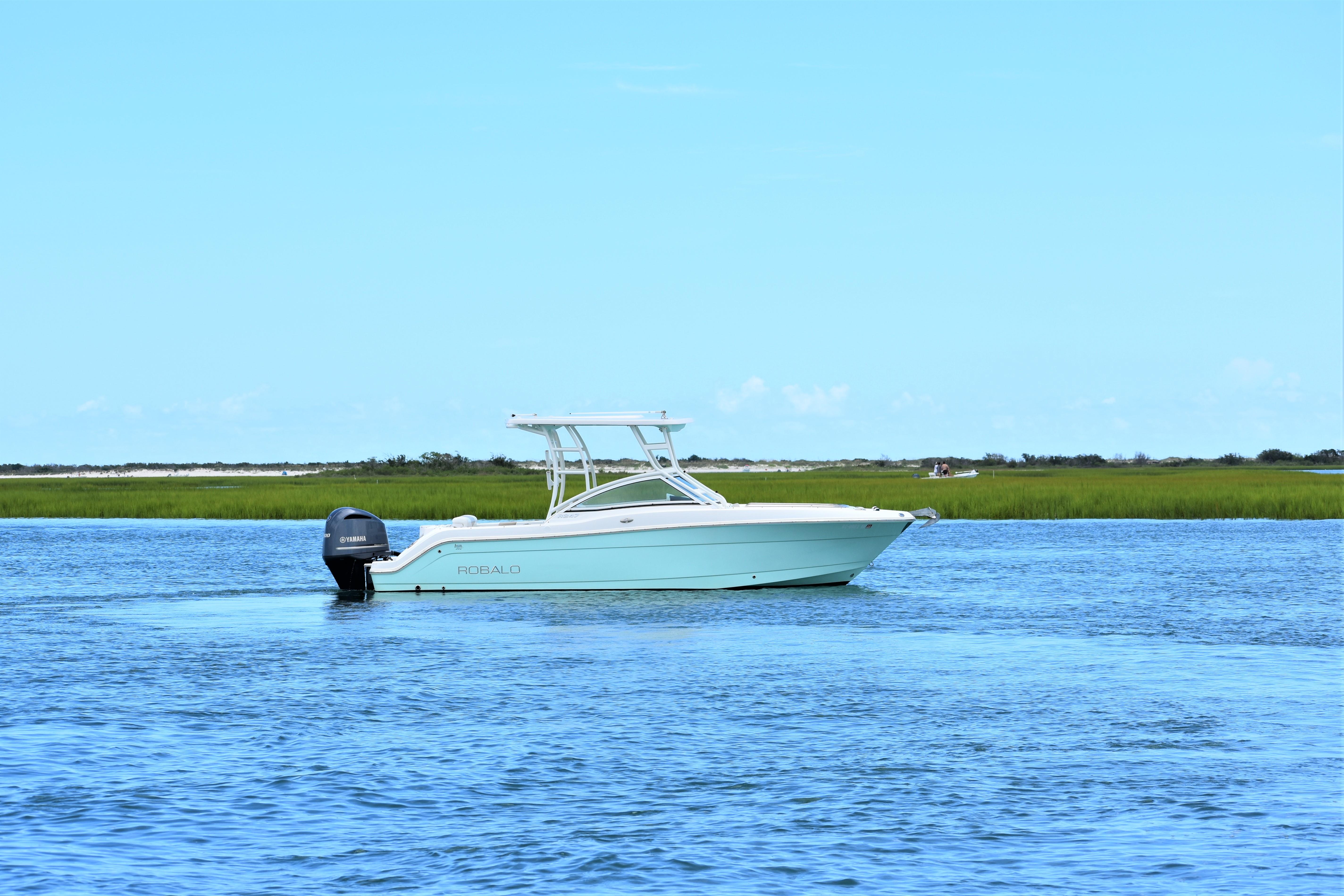 2018 Robalo R247 Dual Console | Yachts360