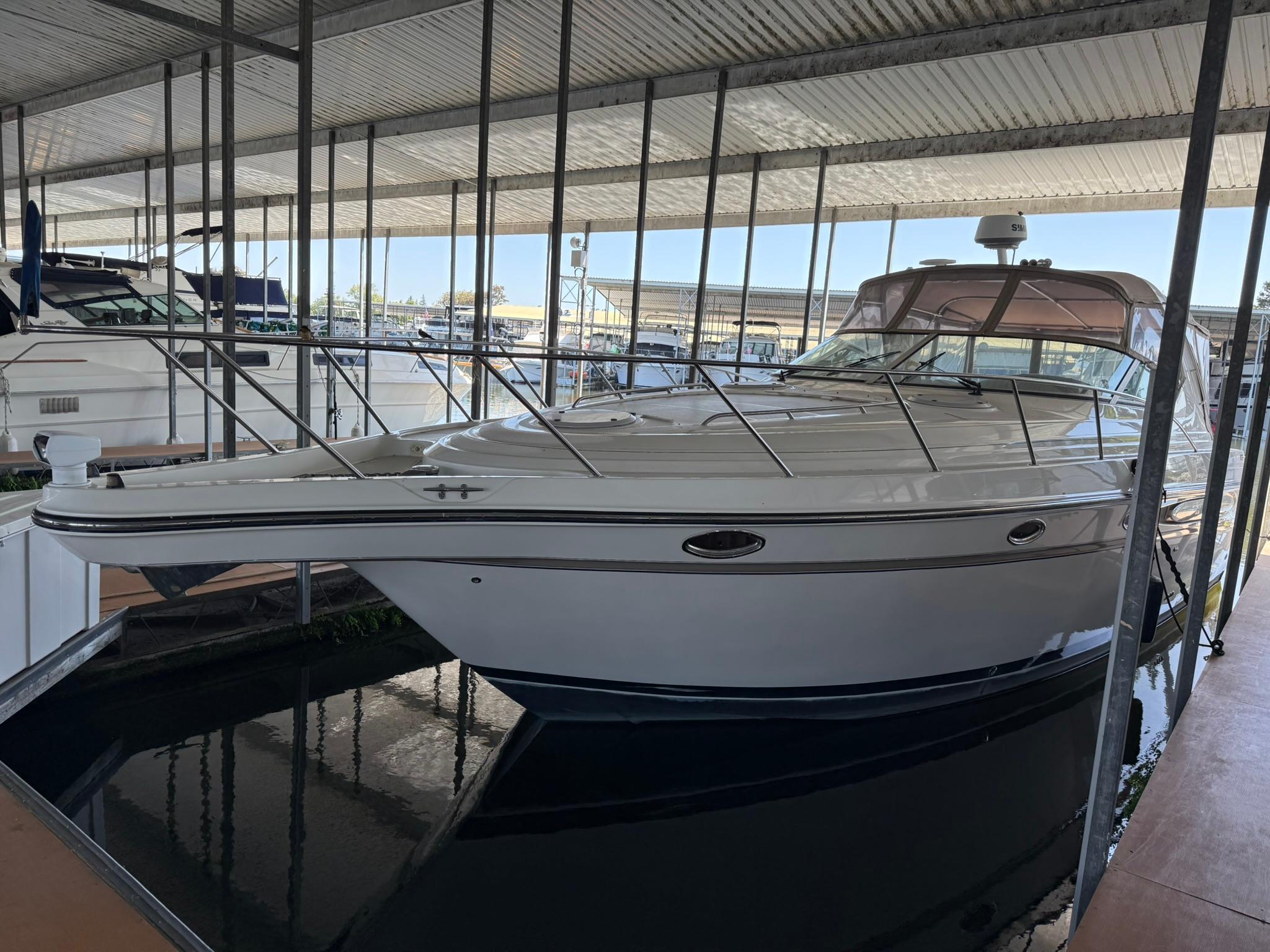 2000 39' Maxum 3700 SCR - Delta Marine Sales