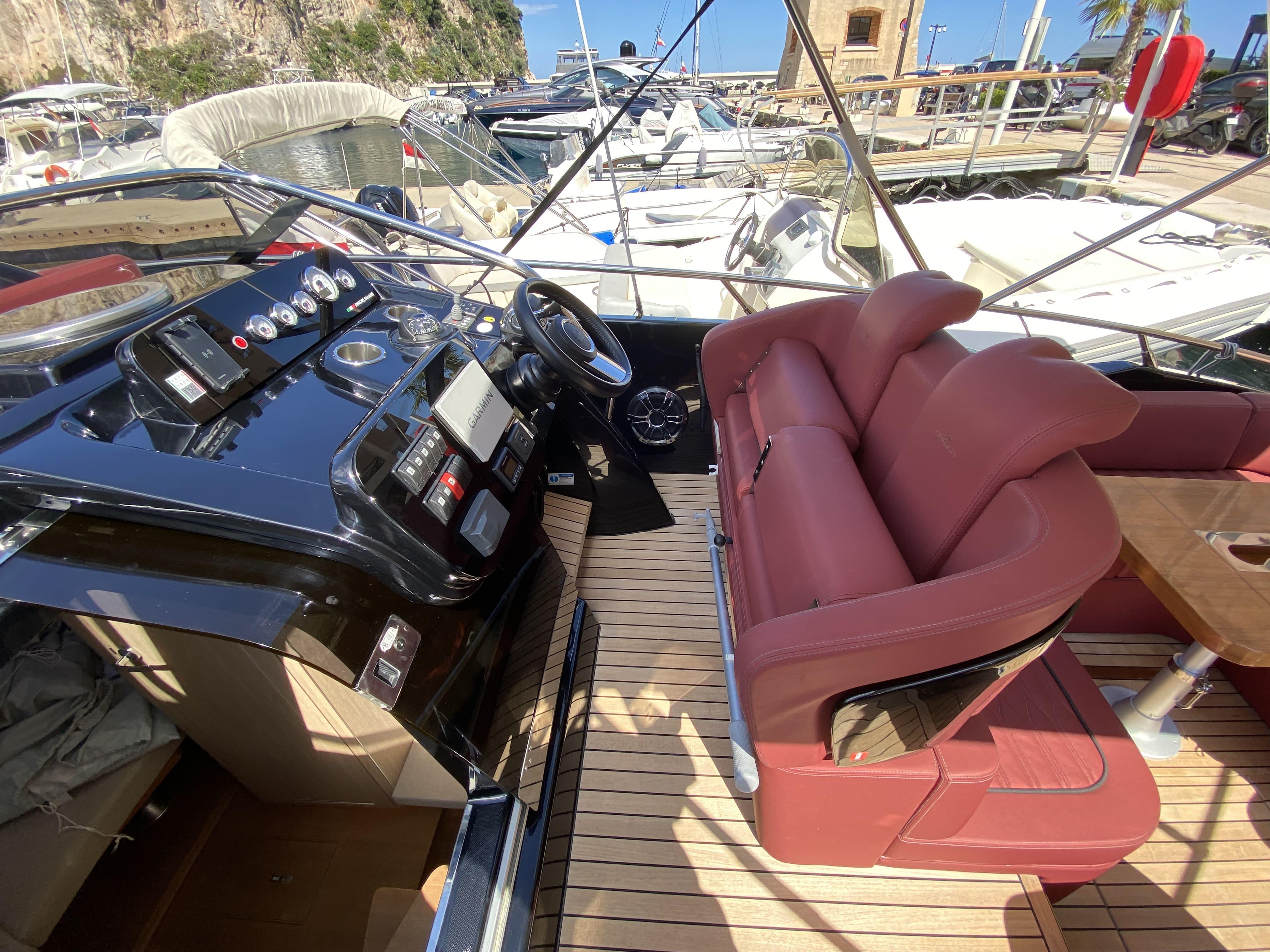Cranchi E30 Endurance 2021 "Toro Loco" | HMY Yachts