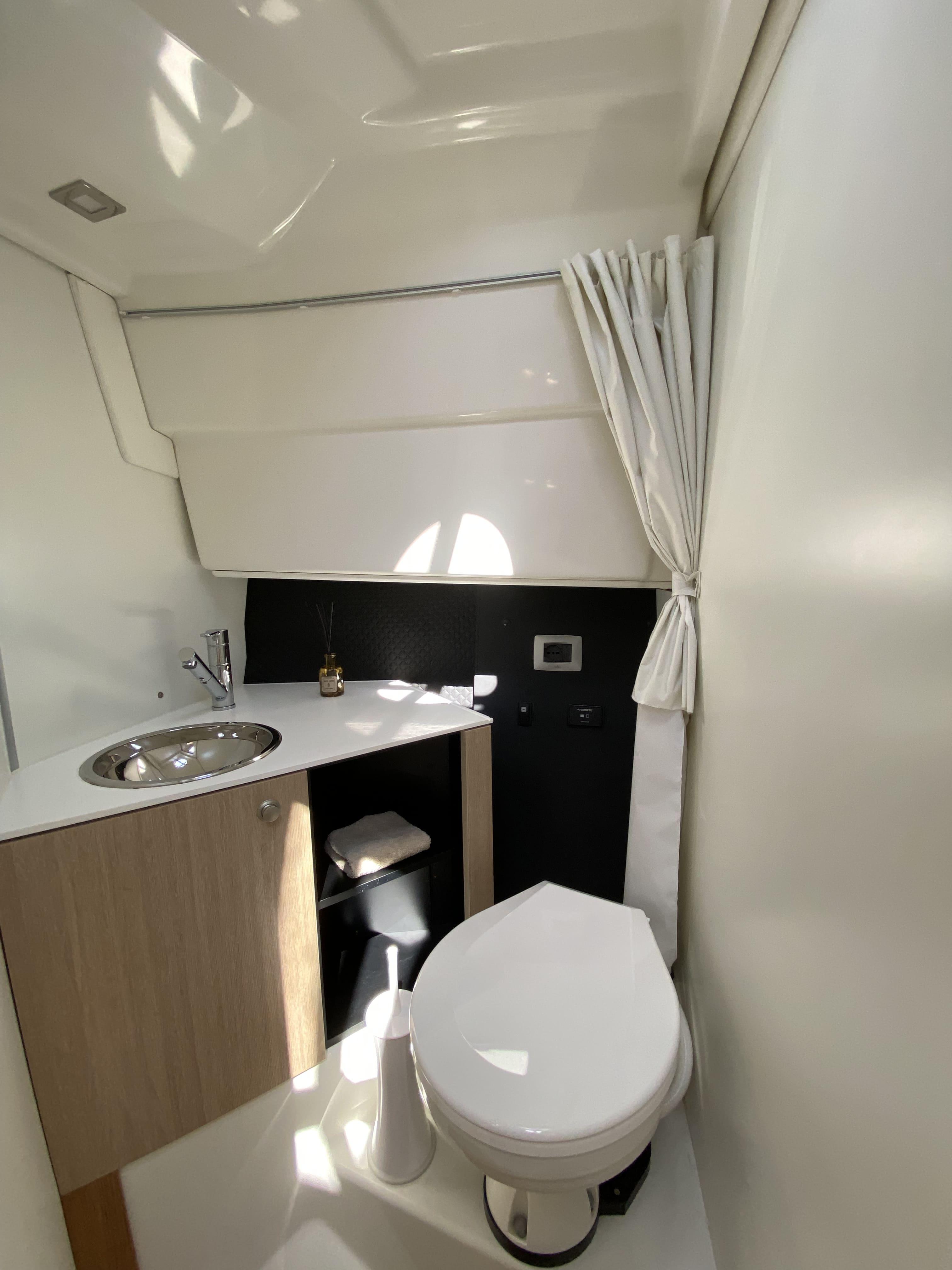 Cranchi E30 Endurance 2021 "Toro Loco" | HMY Yachts