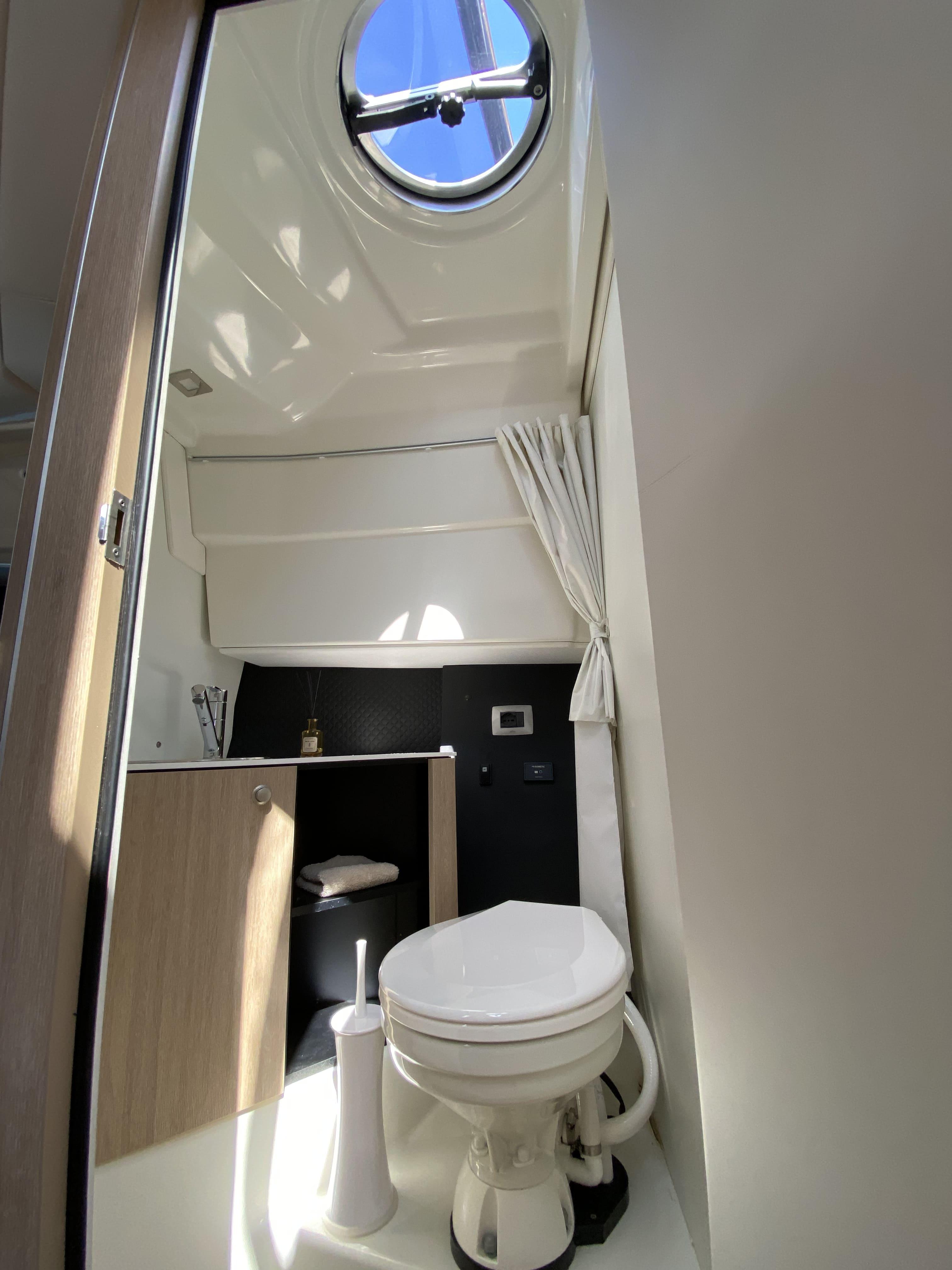 Cranchi E30 Endurance 2021 "Toro Loco" | HMY Yachts