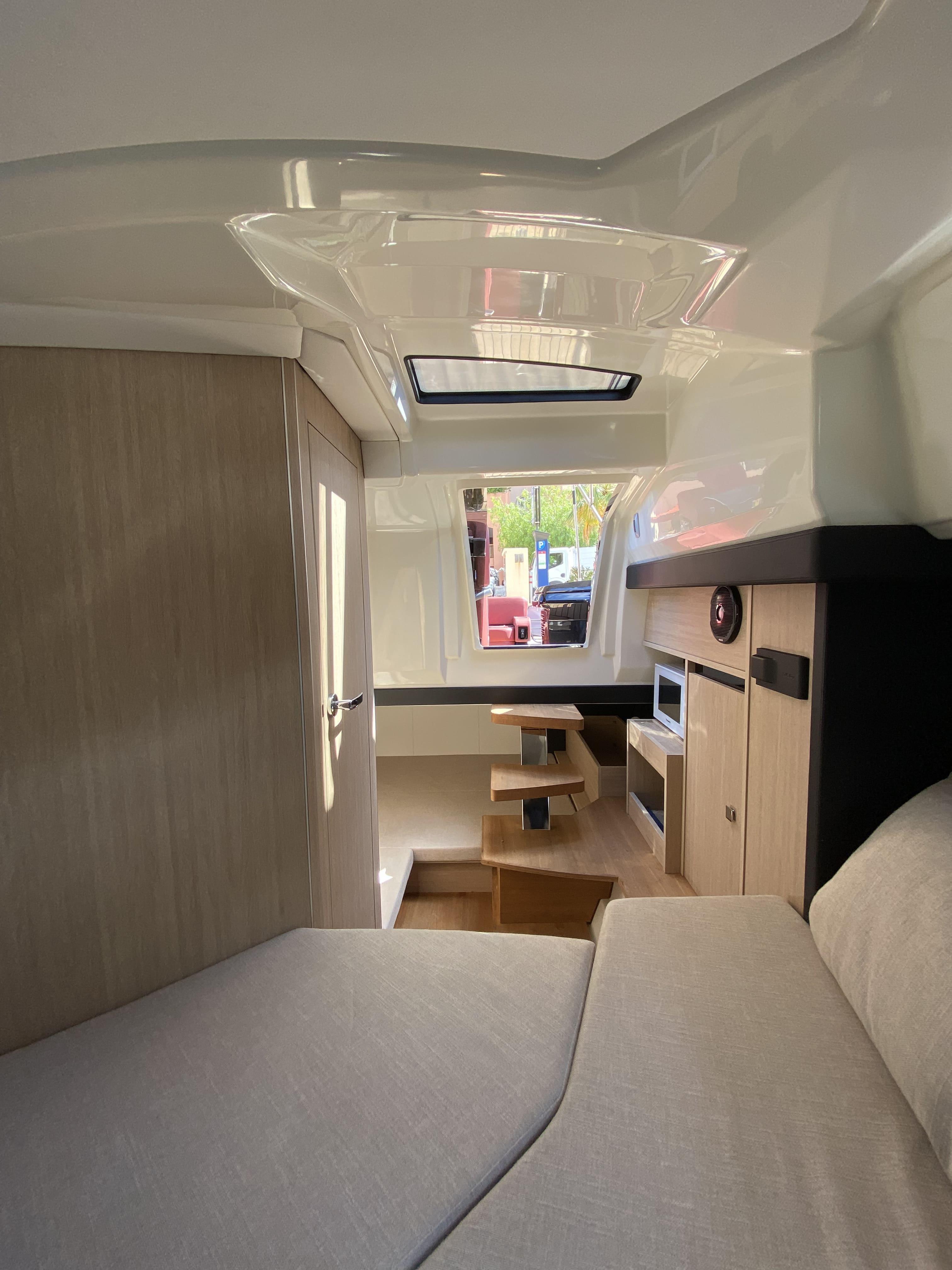 Cranchi E30 Endurance 2021 "Toro Loco" | HMY Yachts