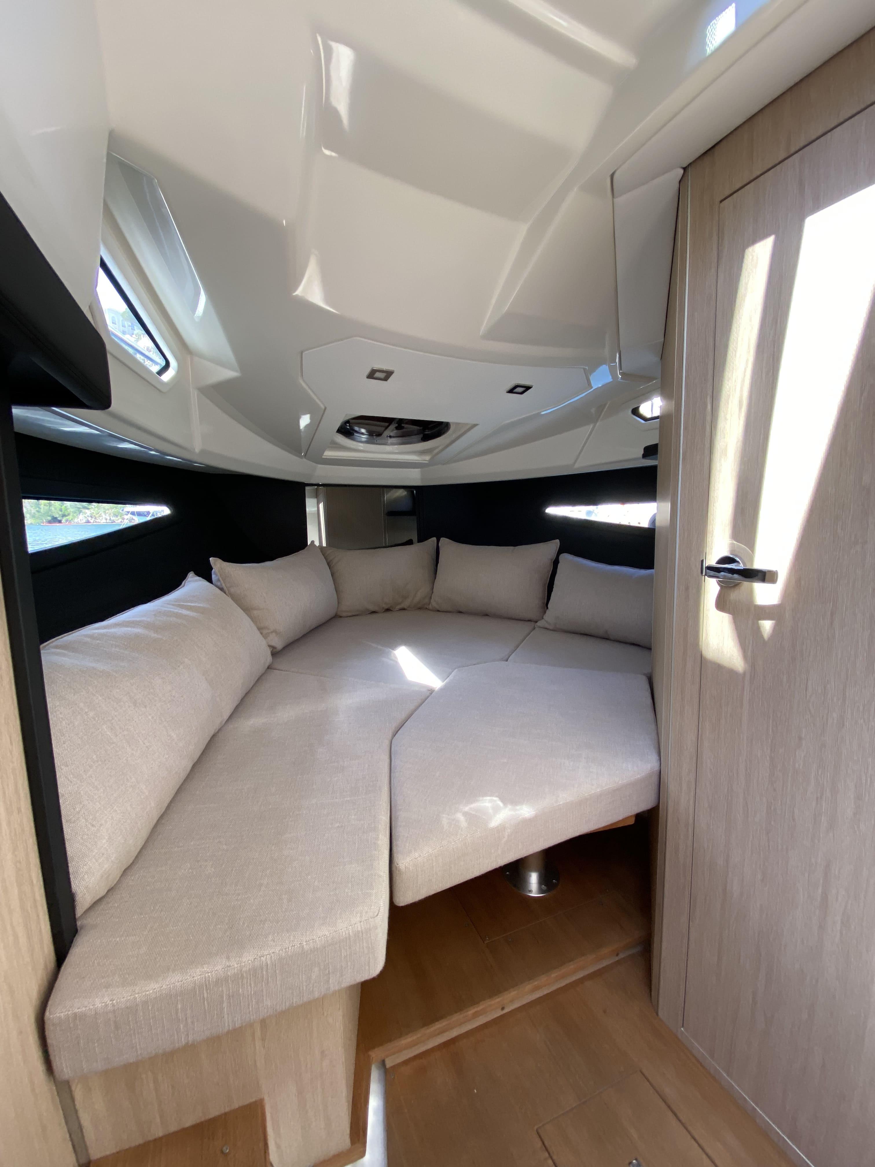 Cranchi E30 Endurance 2021 "Toro Loco" | HMY Yachts