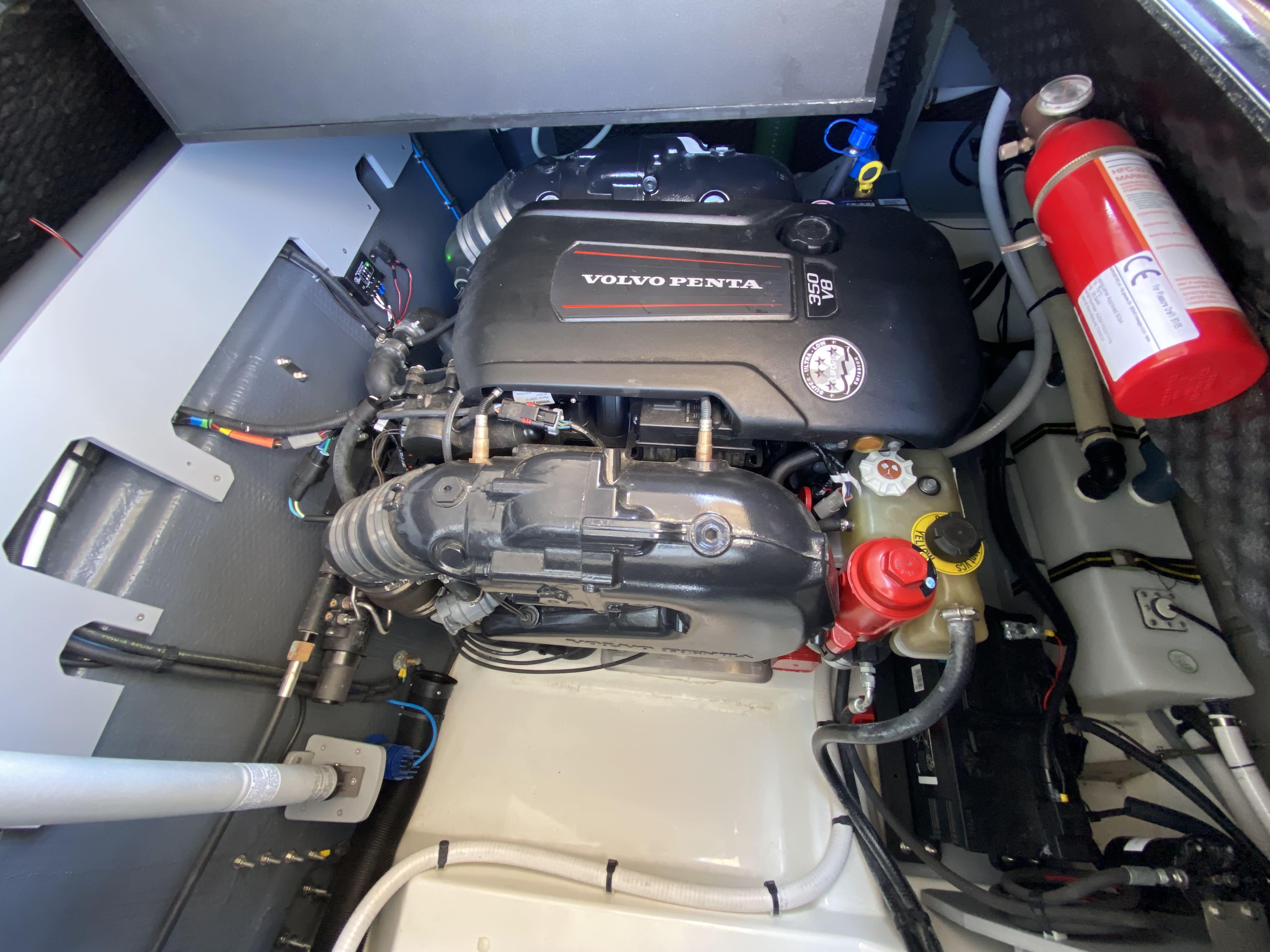 Cranchi E30 Endurance 2021 "Toro Loco" | HMY Yachts