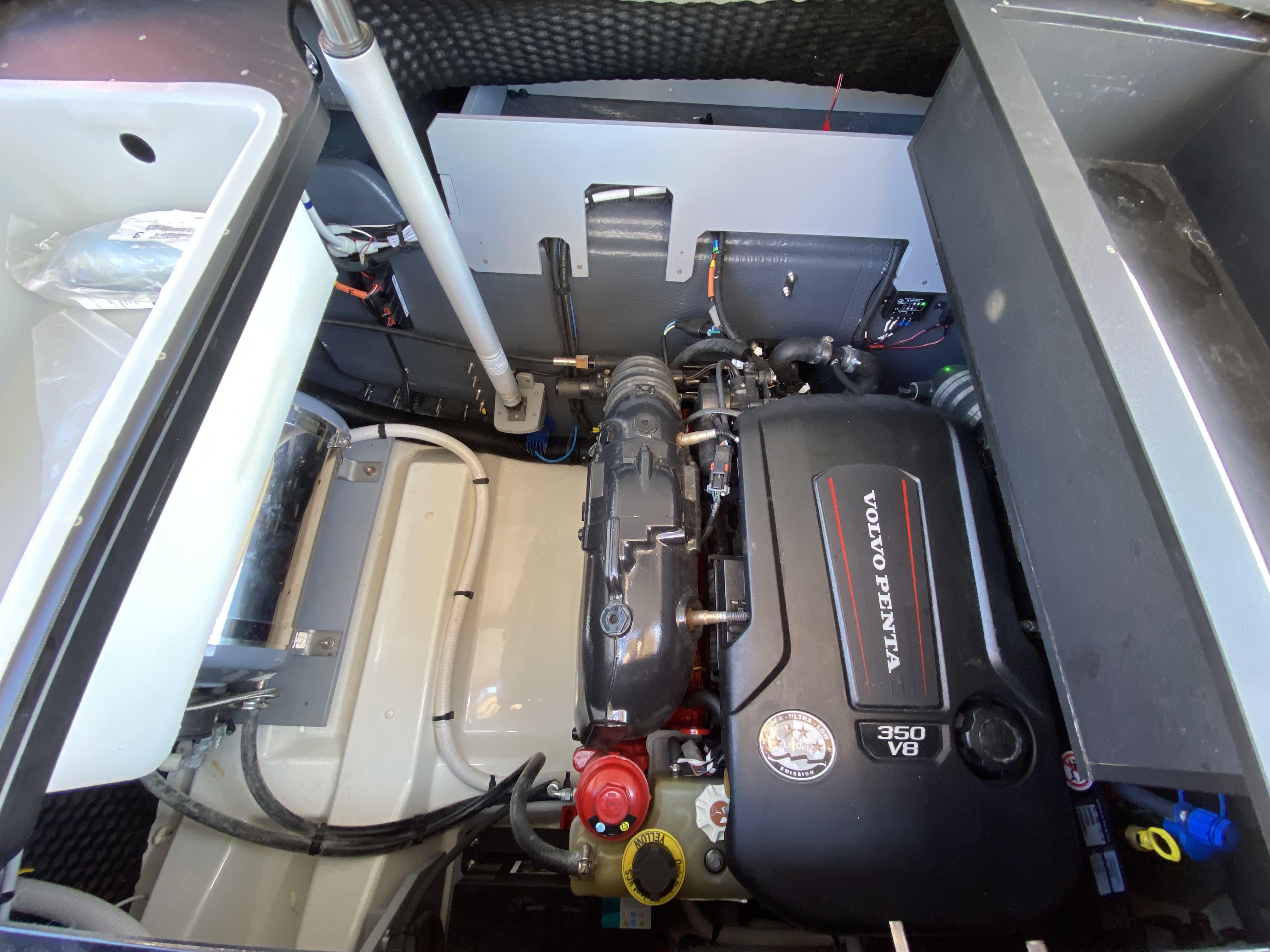 Cranchi E30 Endurance 2021 "Toro Loco" | HMY Yachts