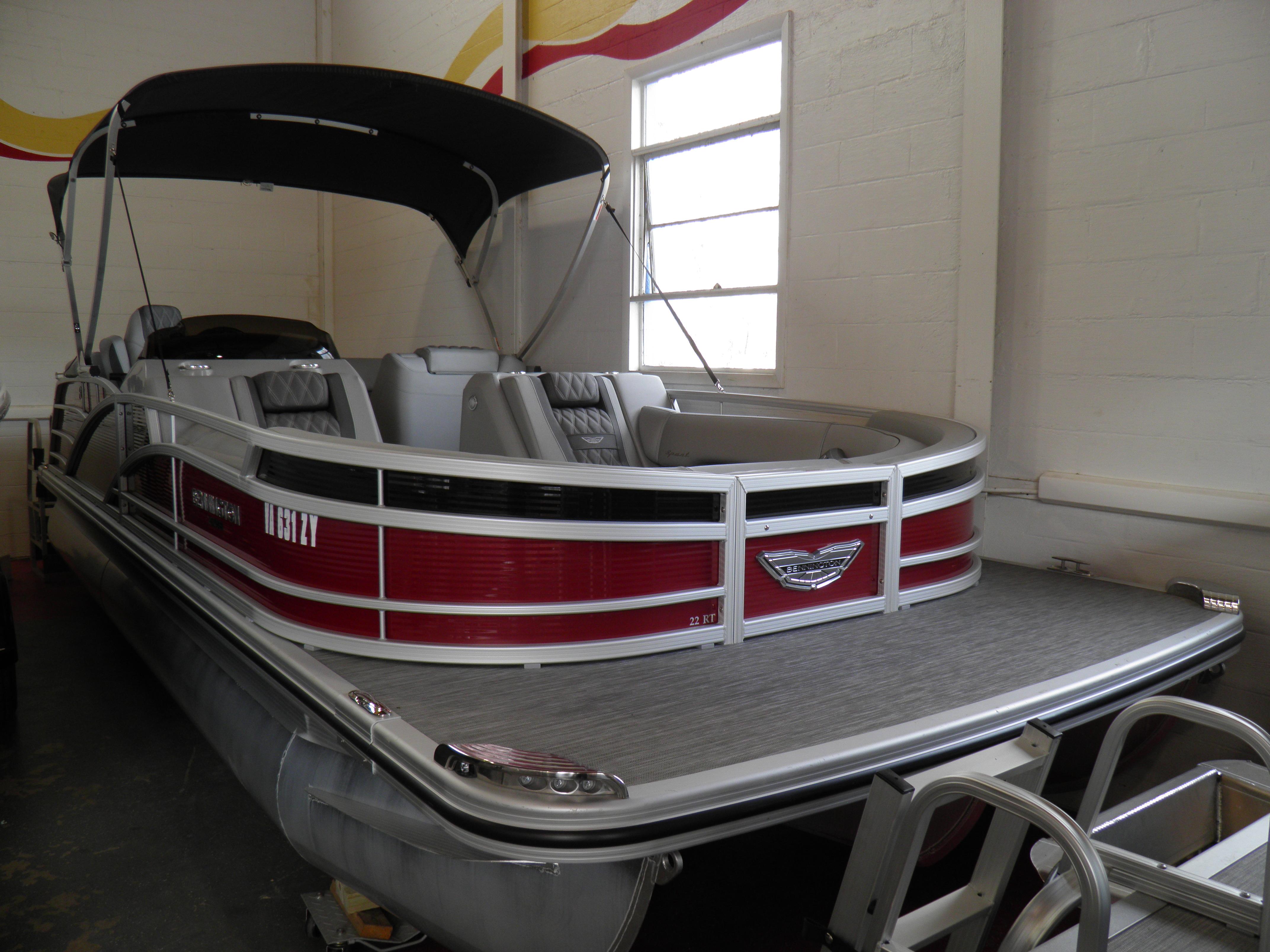 2021 Bennington R22 Bowrider | Dominion Yachts