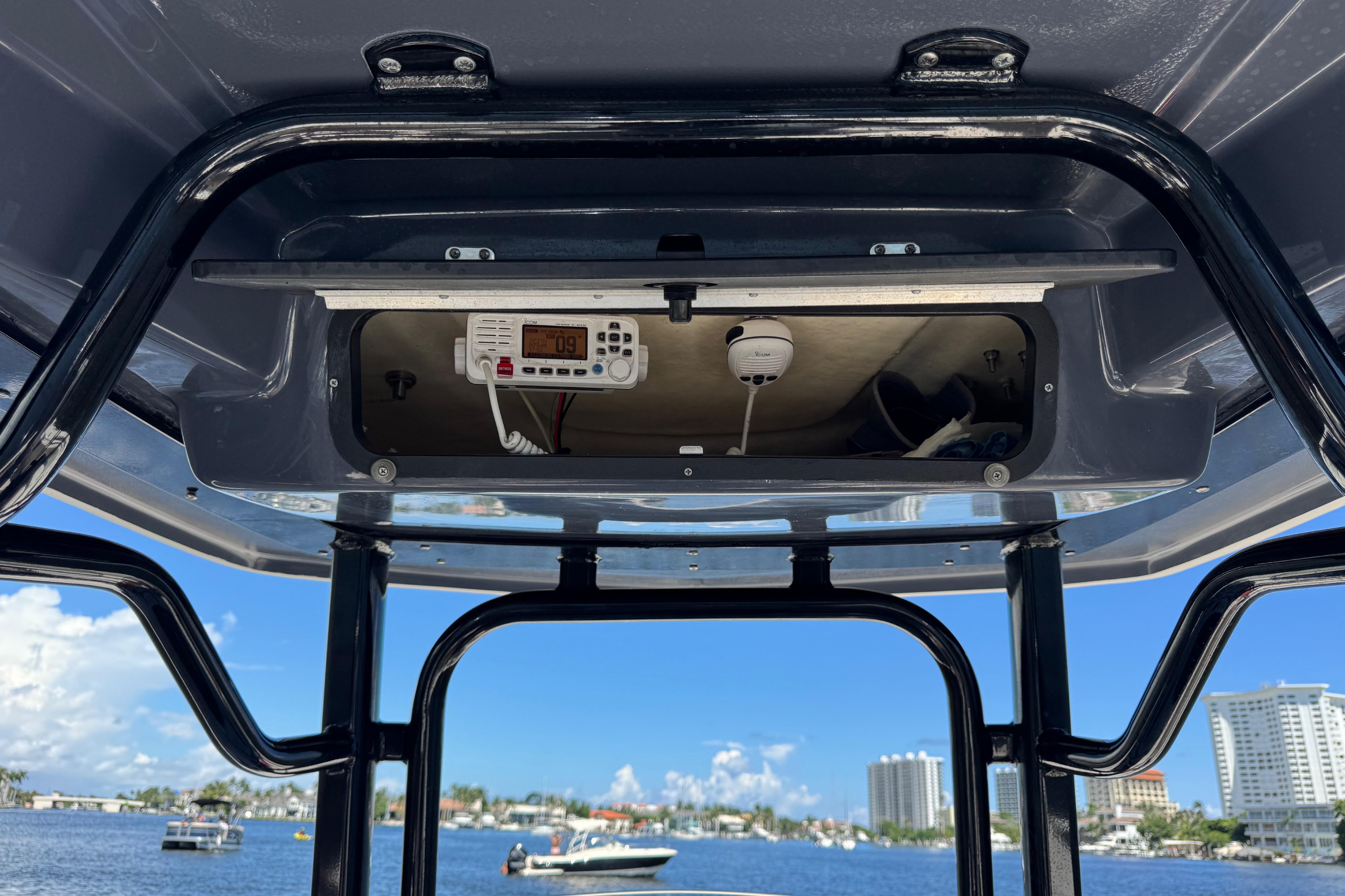 2022 Robalo R242 Center Console - South Jersey Yacht Sales