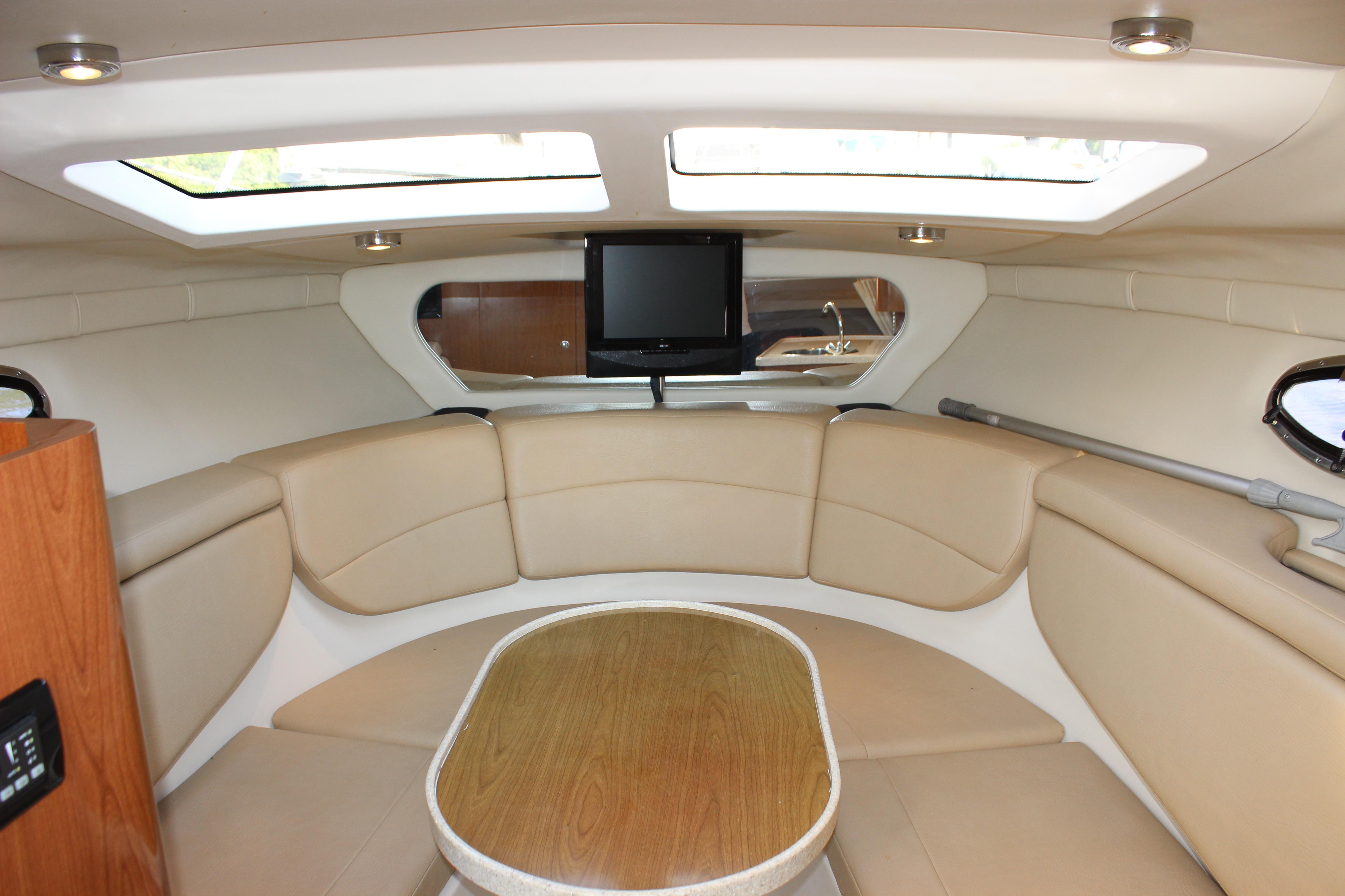 2010 Regal 2860 Window Express | Dominion Yachts