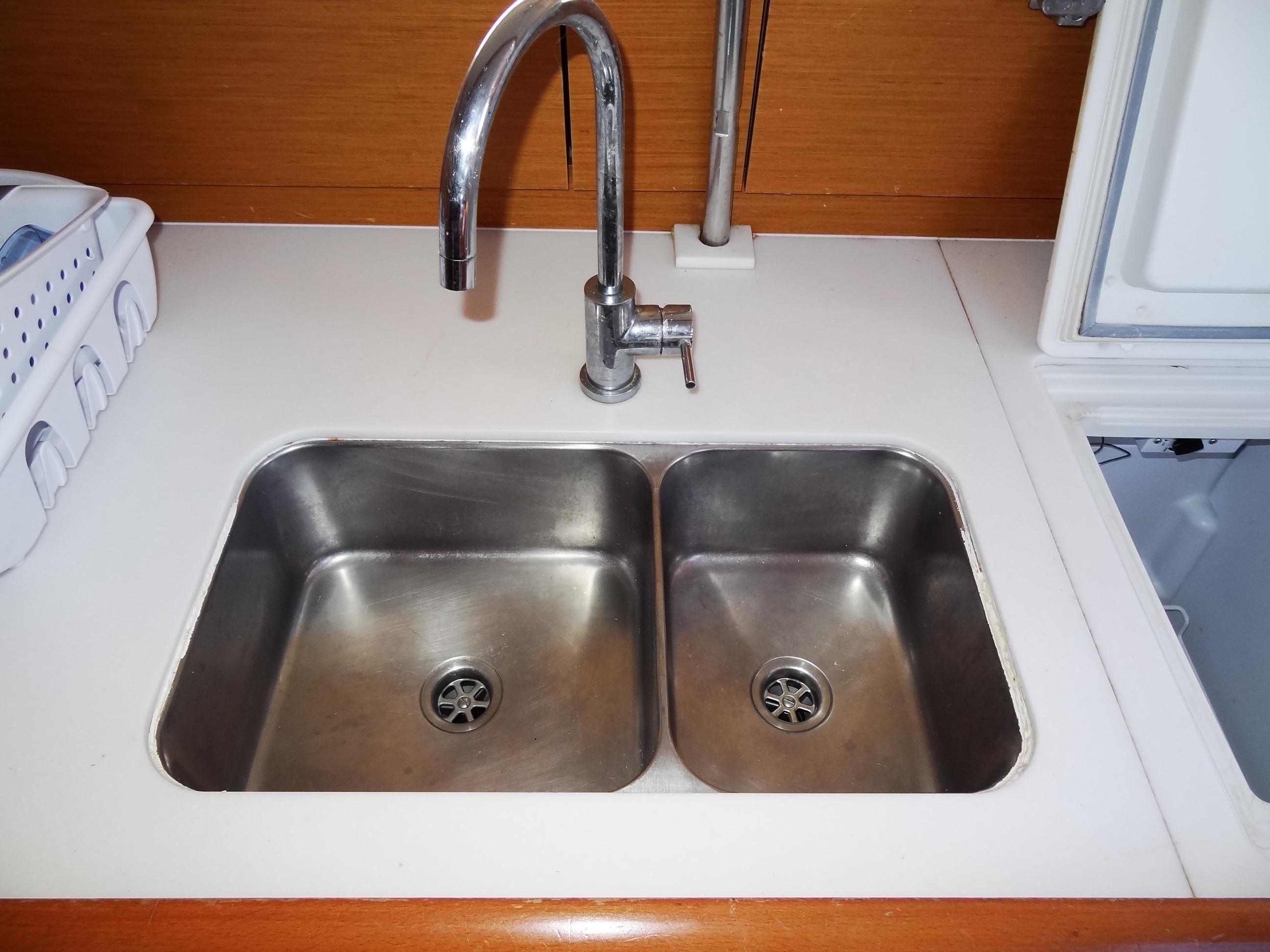 Jeanneau Sun Odyssey 519 Sailing Monohull for sale | The Moorings Yacht ...