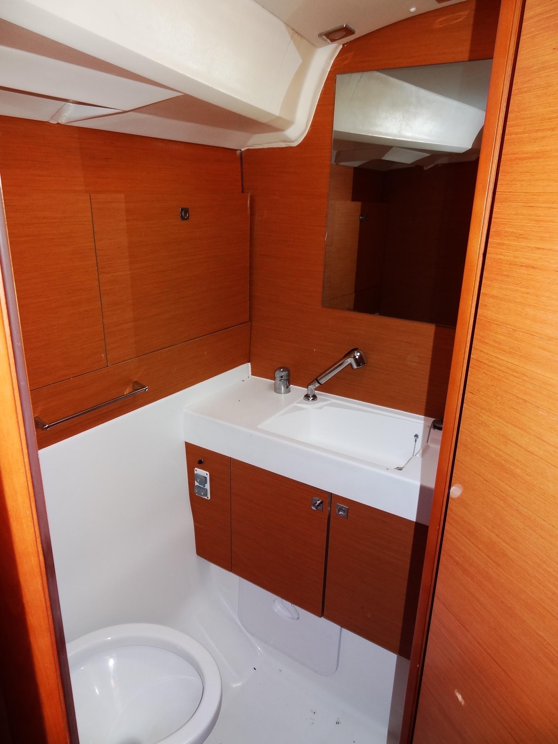 Jeanneau Sun Odyssey 519 Sailing Monohull for sale | The Moorings Yacht ...