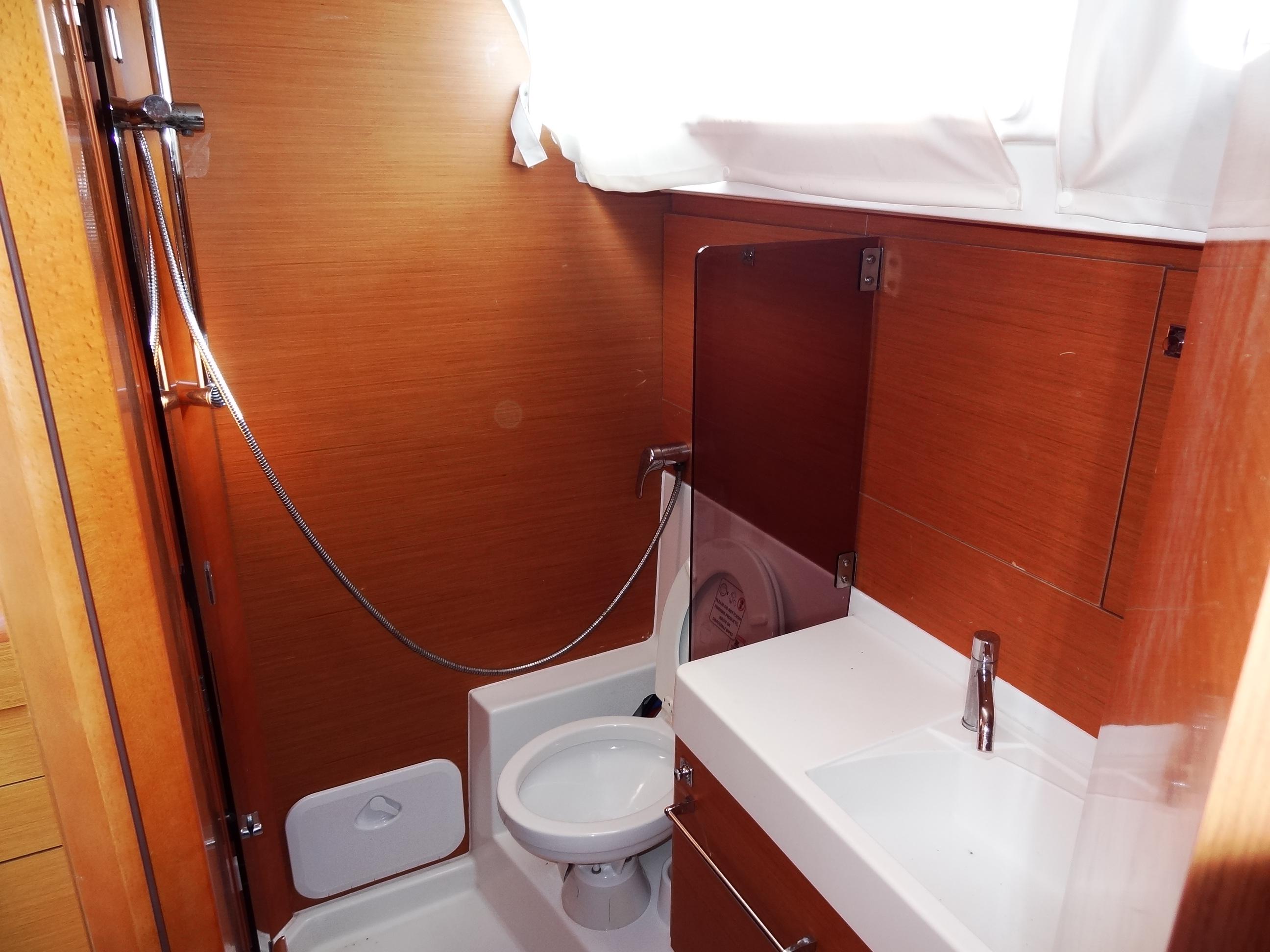 Jeanneau Sun Odyssey 519 Sailing Monohull for sale | The Moorings Yacht ...