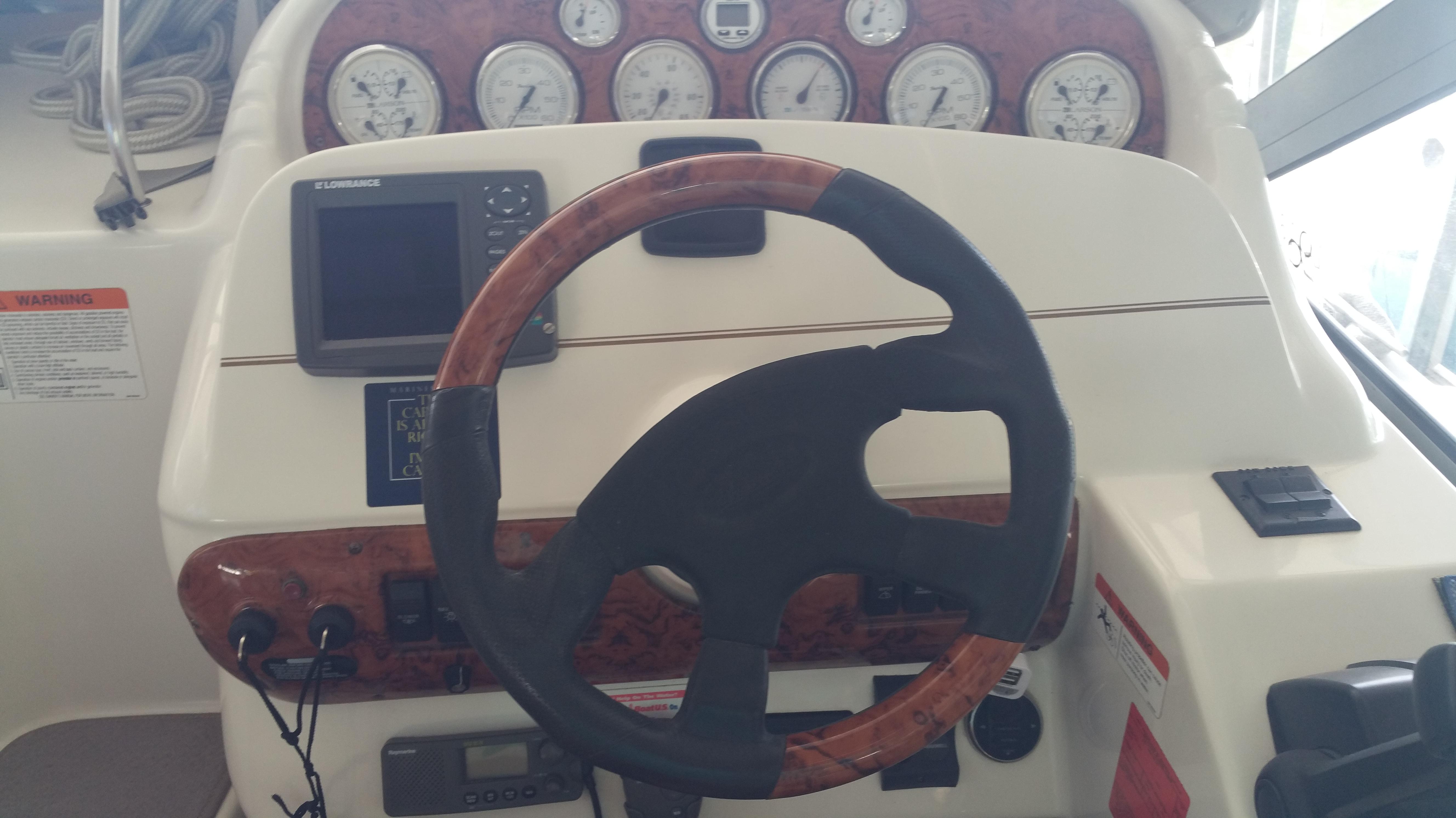 2003 Larson Cabrio 330 Mid Cabin Express Cruiser for sale - YachtWorld