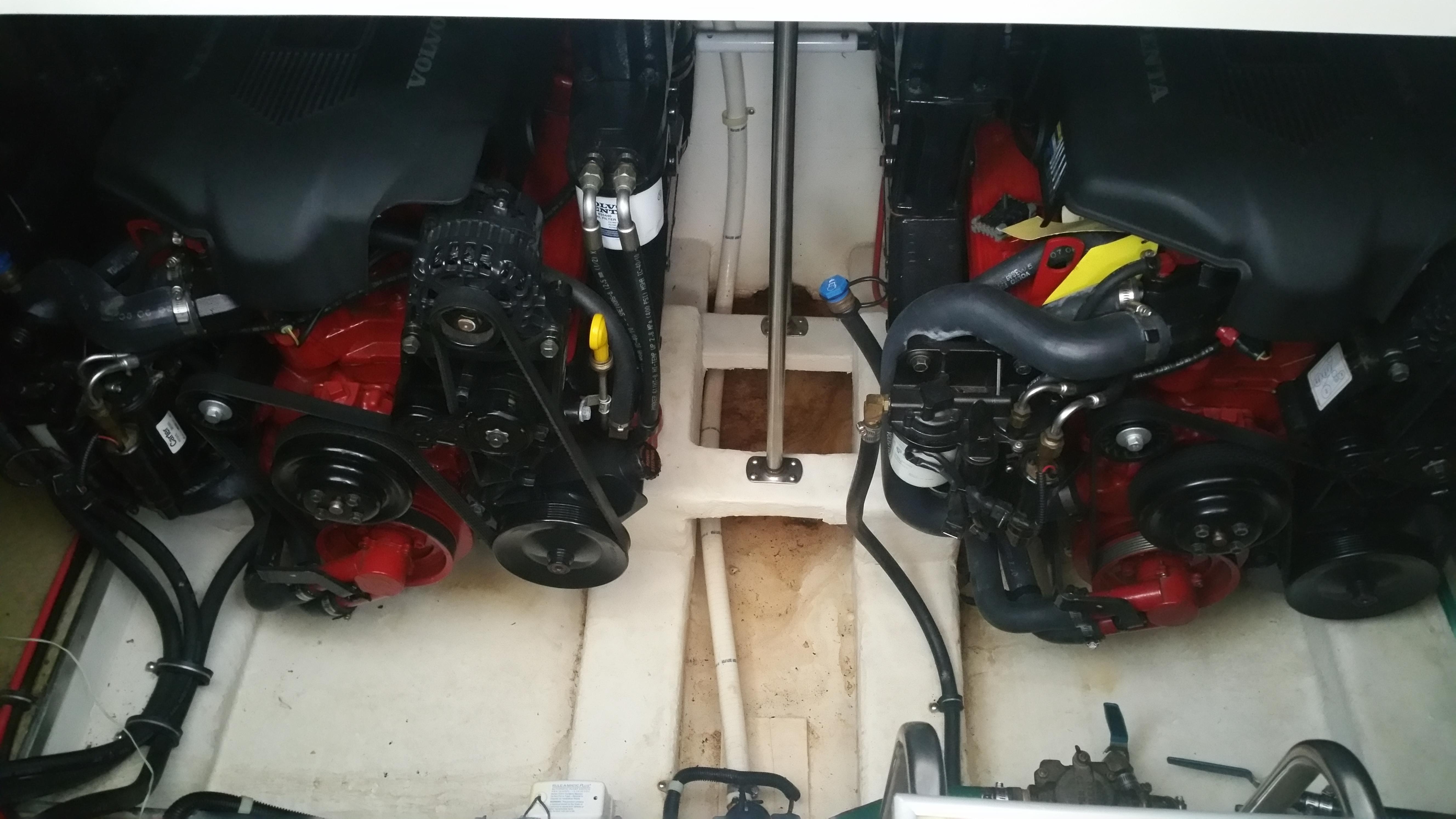 2003 Larson Cabrio 330 Mid Cabin Express Cruiser for sale - YachtWorld