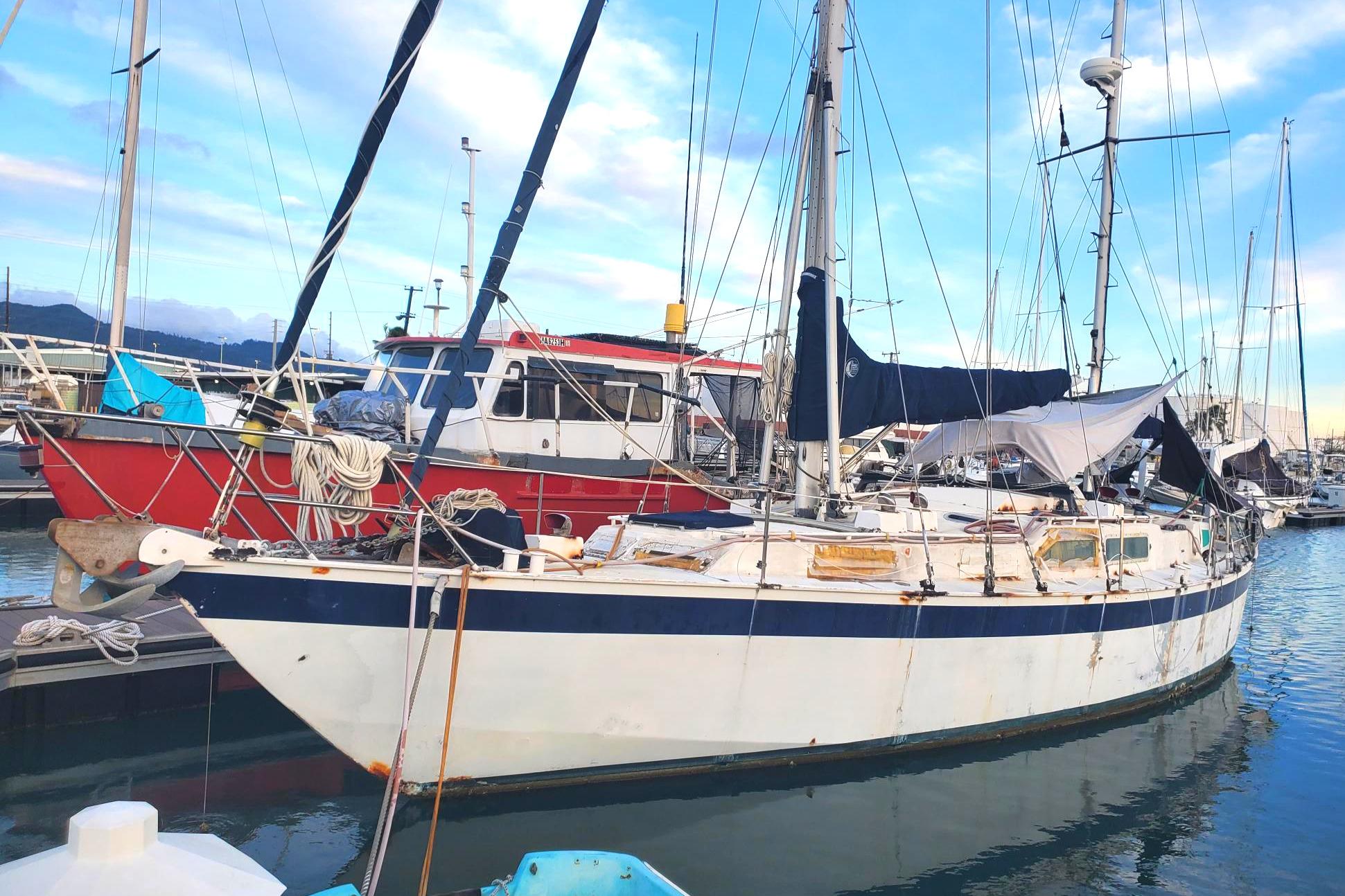 1982 Bruce Roberts Staysail Ketch Centre Cockpit for sale - YachtWorld