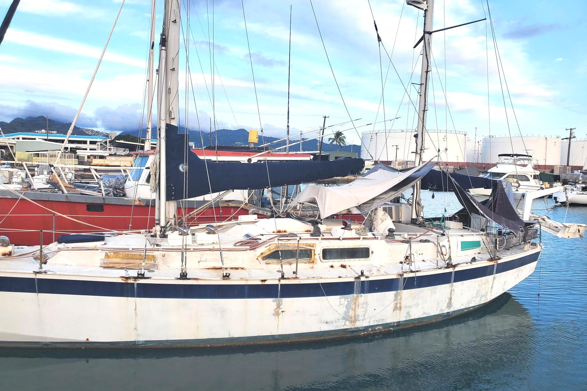 1982 Bruce Roberts Staysail Ketch Centre Cockpit for sale - YachtWorld