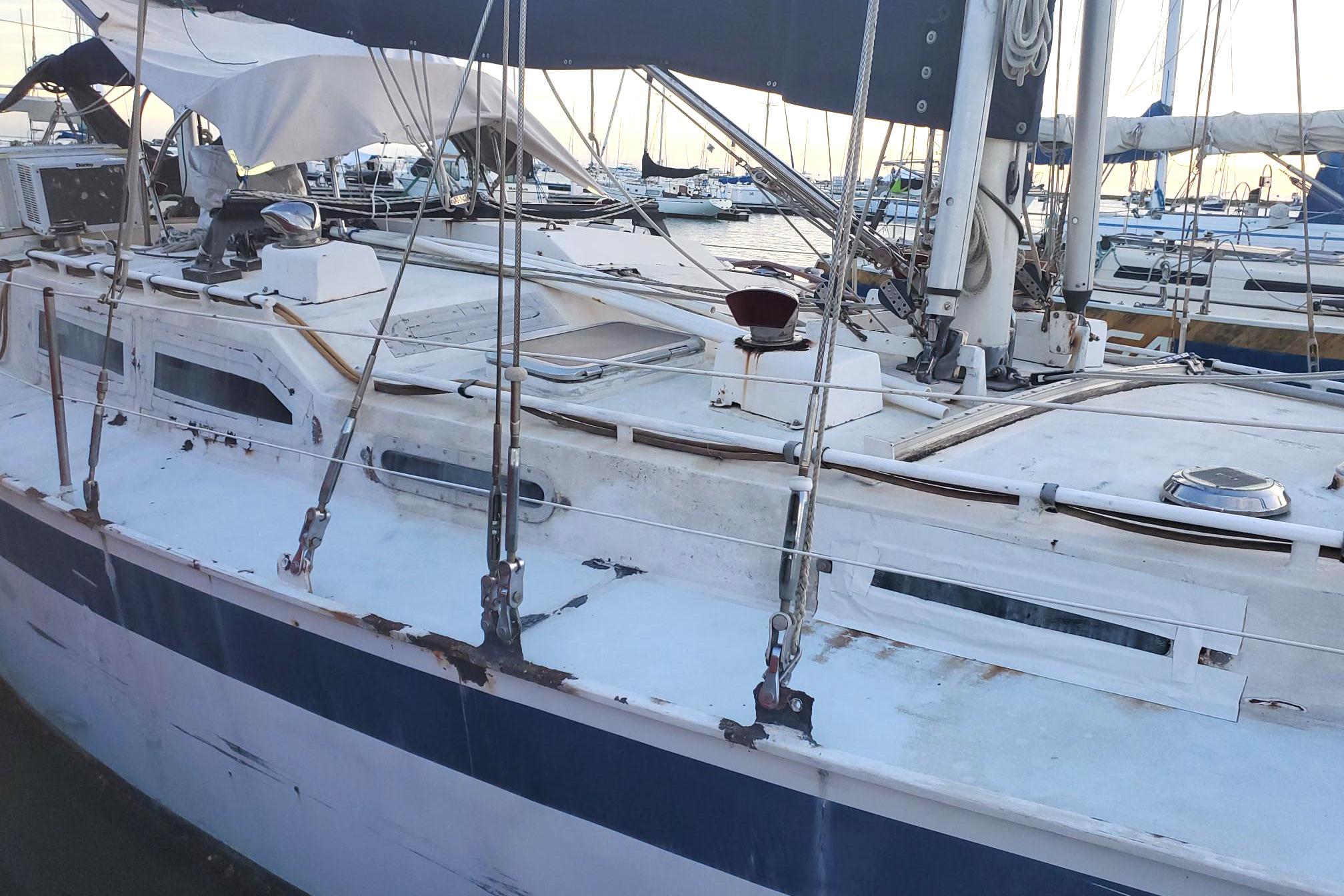 1982 Bruce Roberts Staysail Ketch Centre Cockpit for sale - YachtWorld