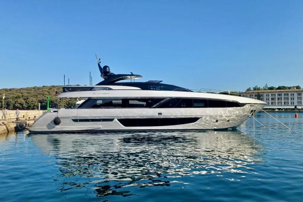 Tweedehands 2019 Riva 100' Corsaro -, Lucca 6,900,000 € - Lucca | Botentekoop