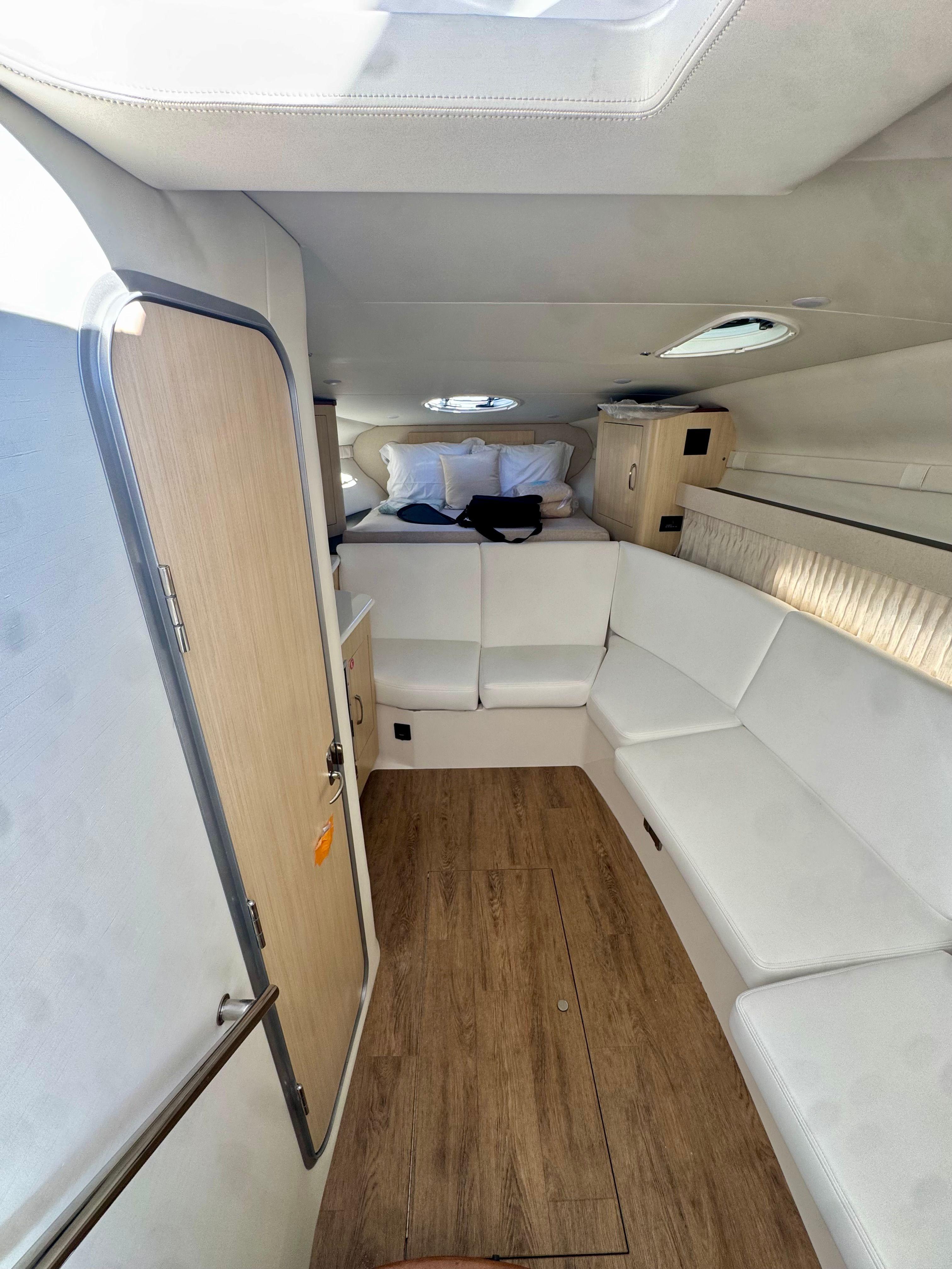 2025 Regal 33 Express Cruisere til salgs- YachtWorld