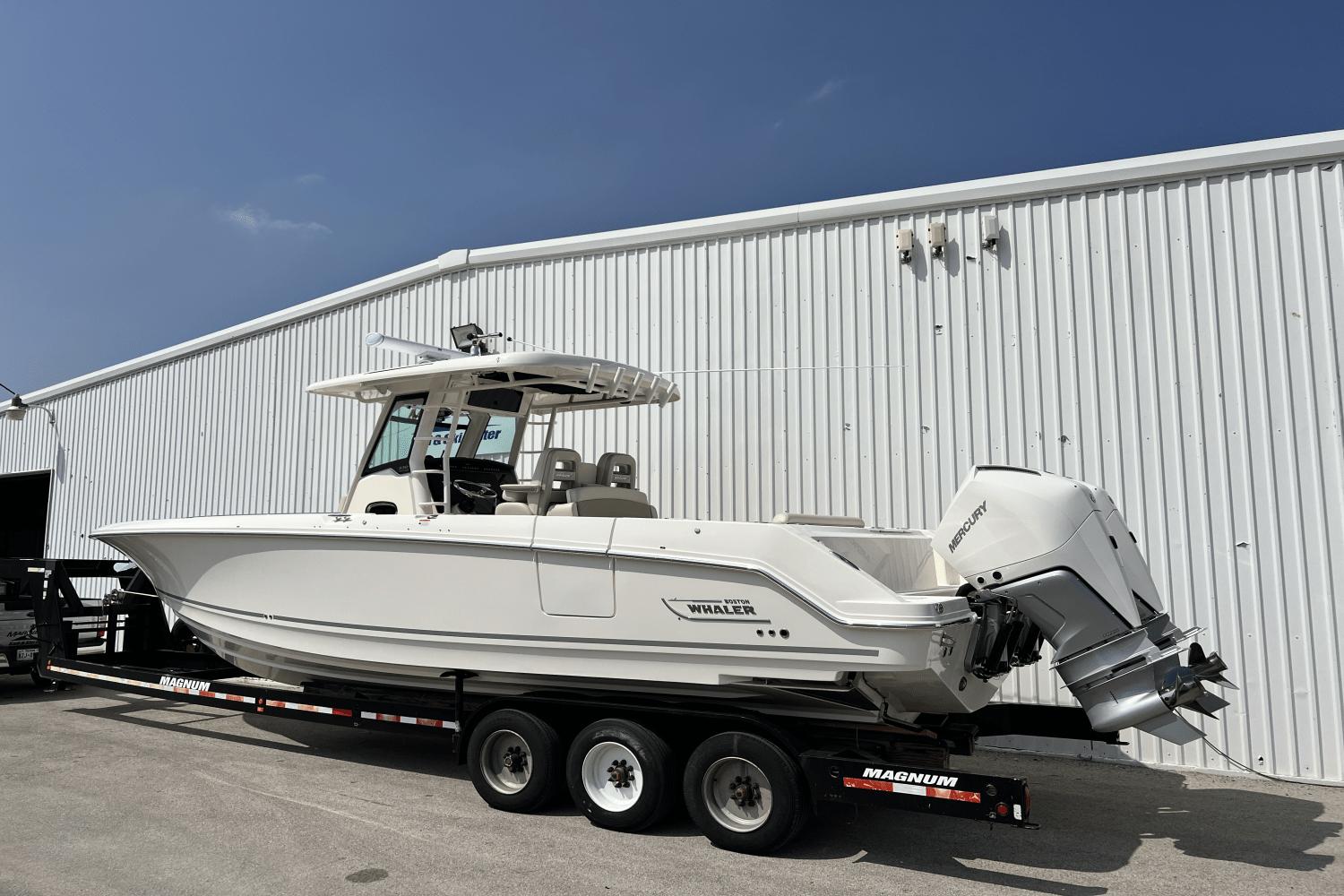 2024 Boston Whaler 330 Outrage Center Console for sale - YachtWorld