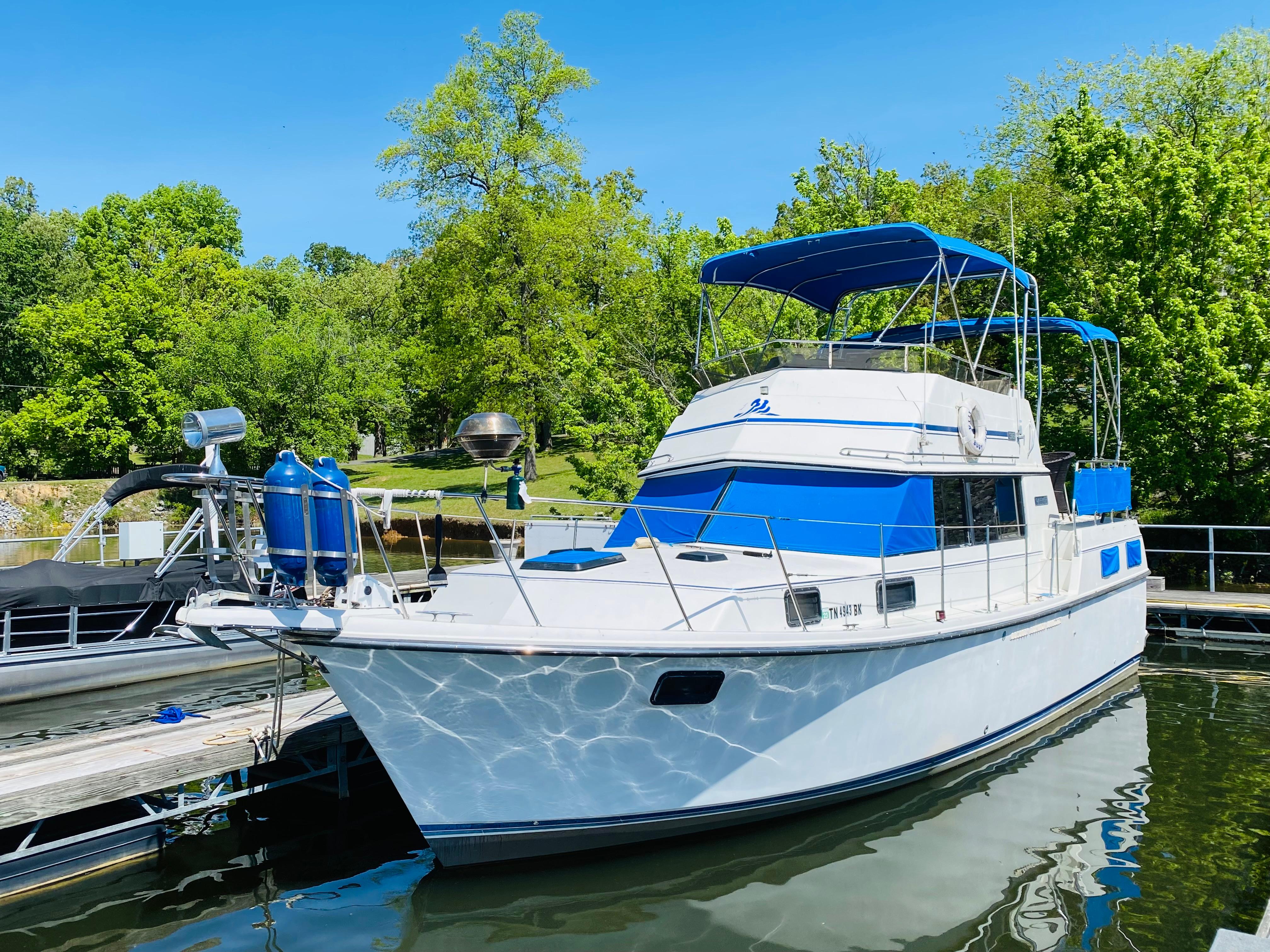 1988 Carver 3607 Aft Cabin Motoryacht Aft Cabin for sale - YachtWorld