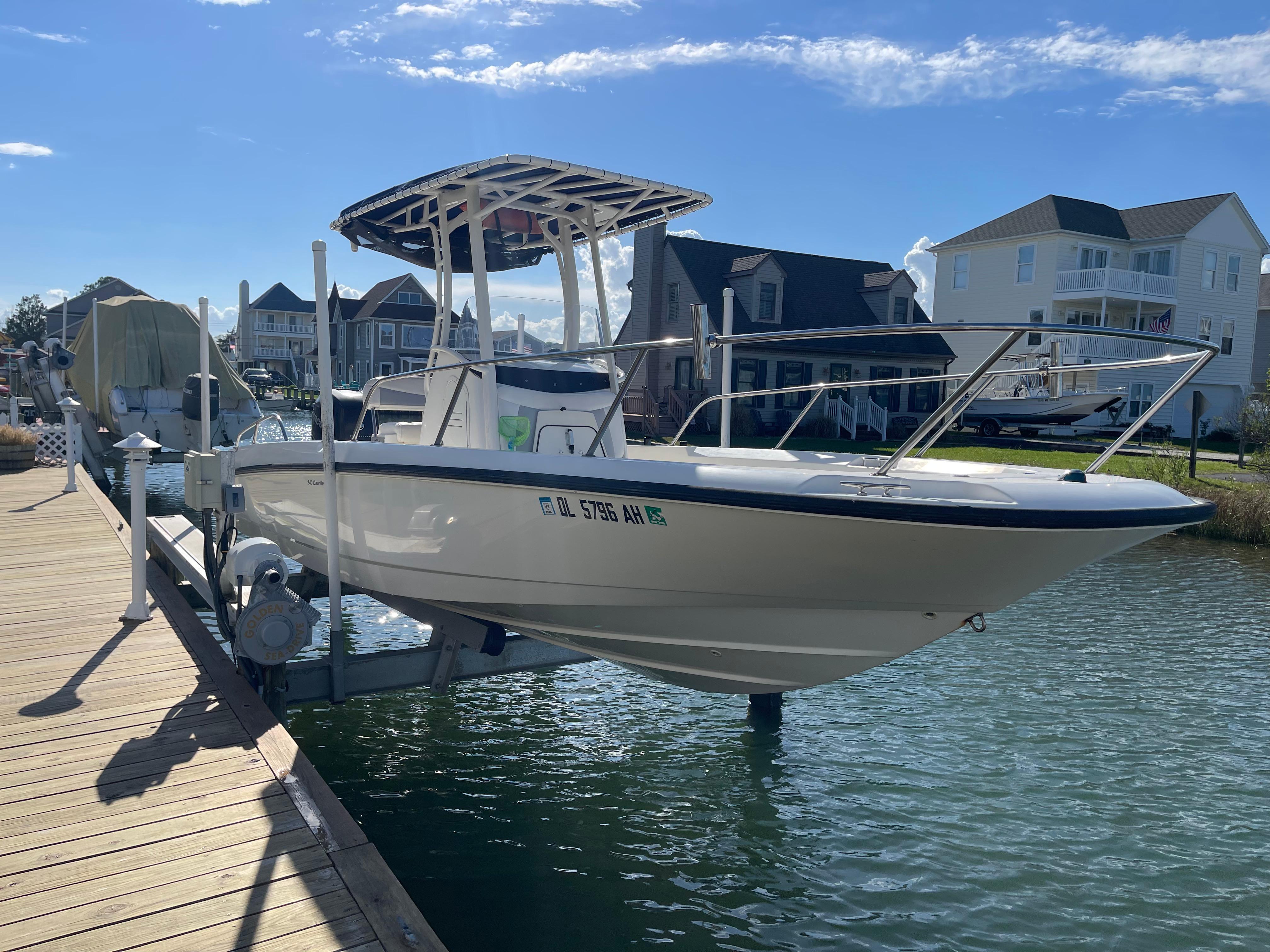 2015 Boston Whaler 240 Dauntless Centre Console for sale - YachtWorld