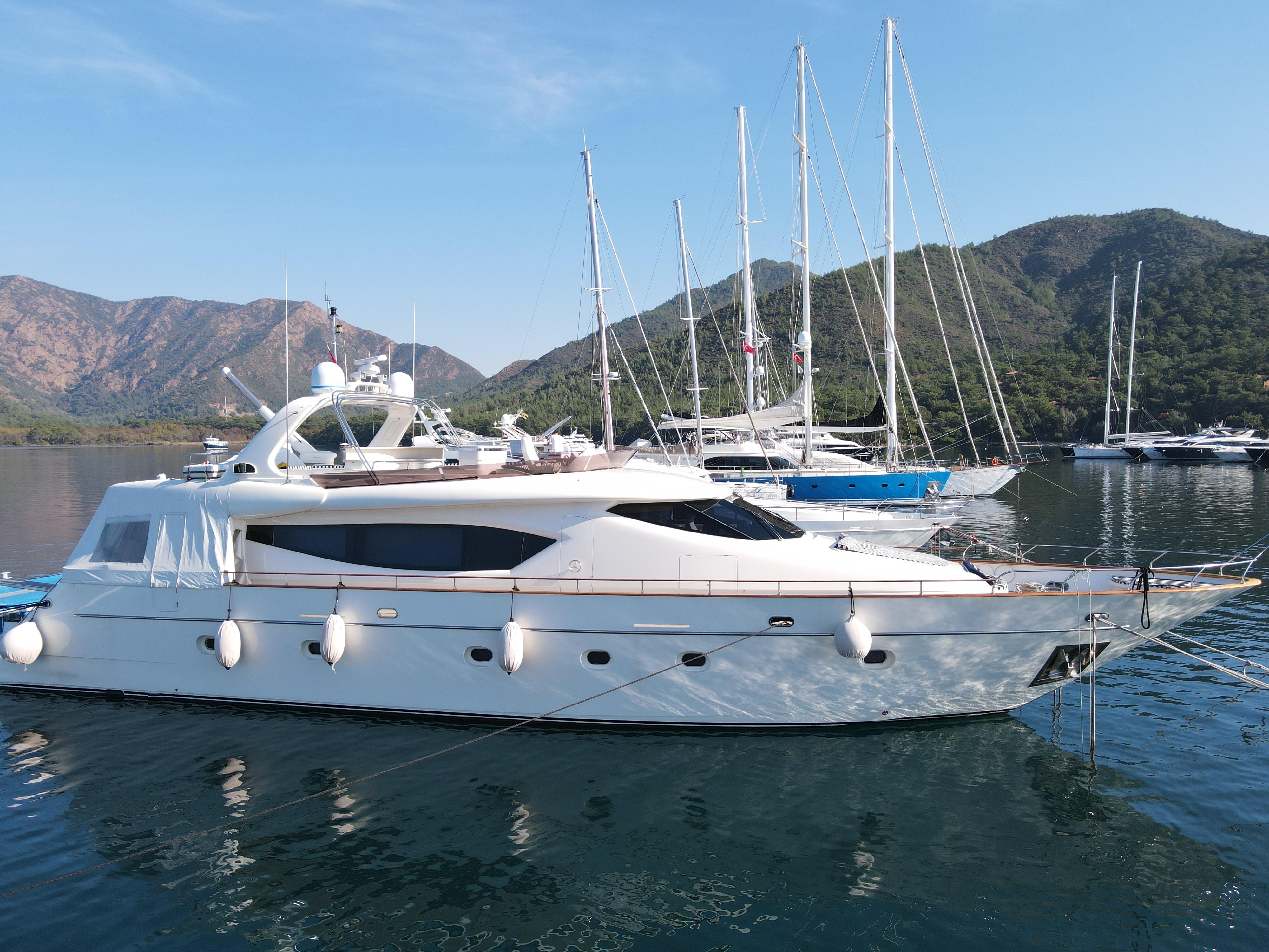 2004 Flybridge Boot Custom Line Kaufen - YachtWorld