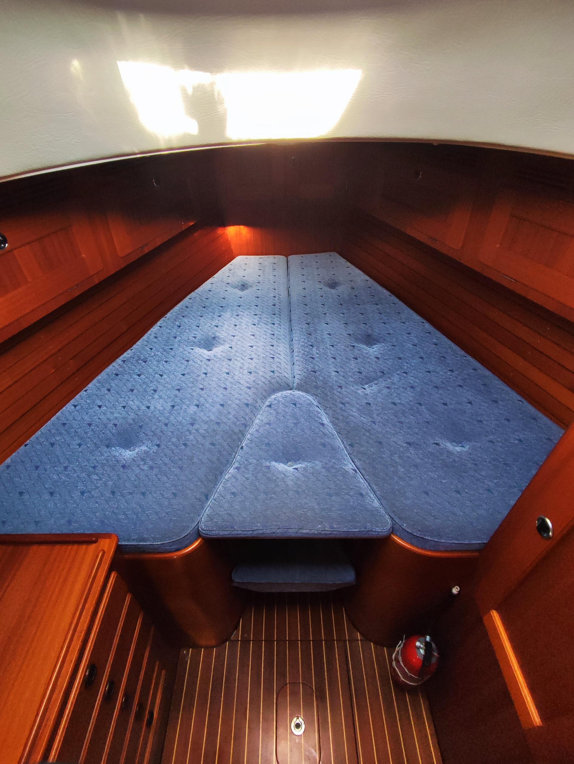 2004 Hallberg-Rassy 40 Centre Cockpit for sale - YachtWorld