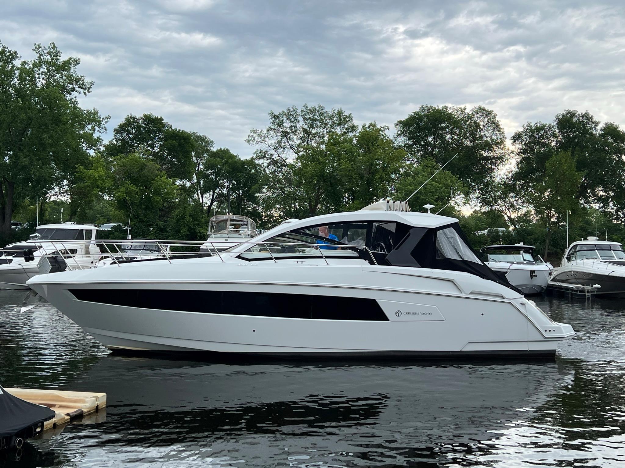 2018 Cruisers Yachts 390 Express Coupe Sport kruisers te koop- YachtWorld