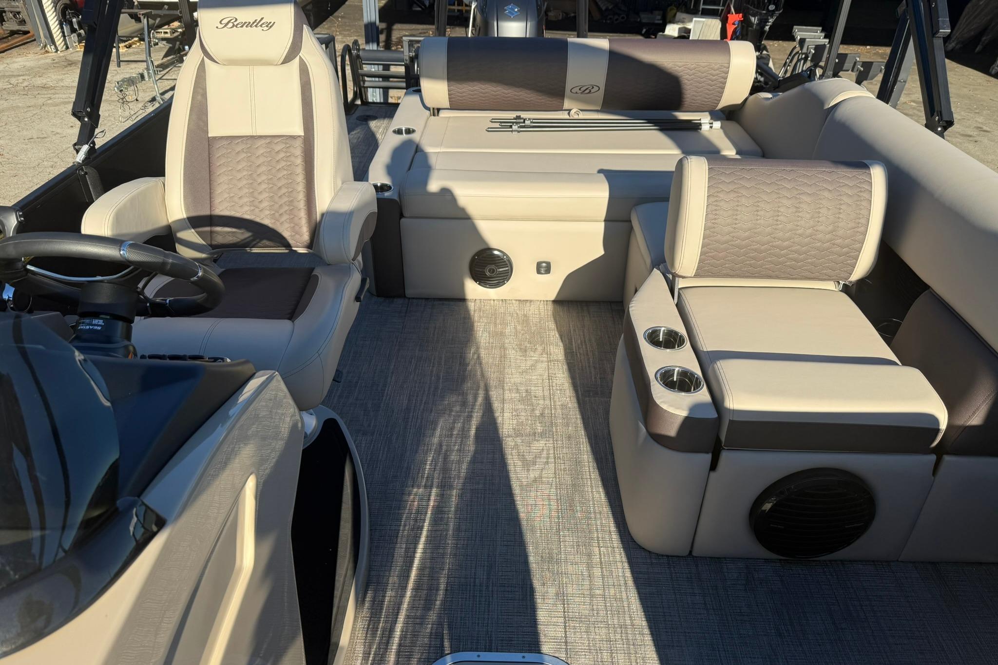 2026 Bentley Pontoons Elite 223 Swingback Bench Bateaux ponton à vendre ...