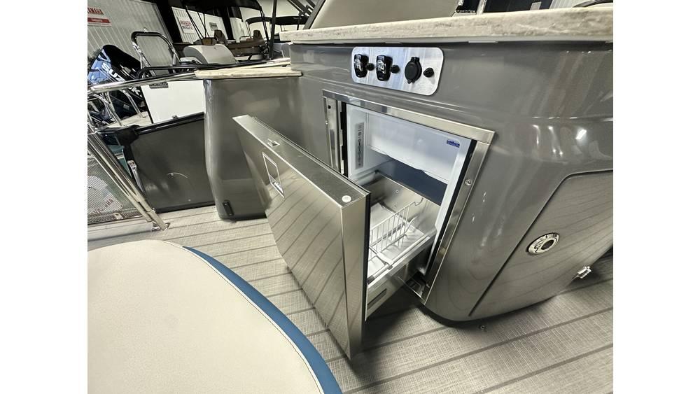 2025 Tahoe Pontoon Grand Tahoe Elite WIndshield Pontoon for sale ...